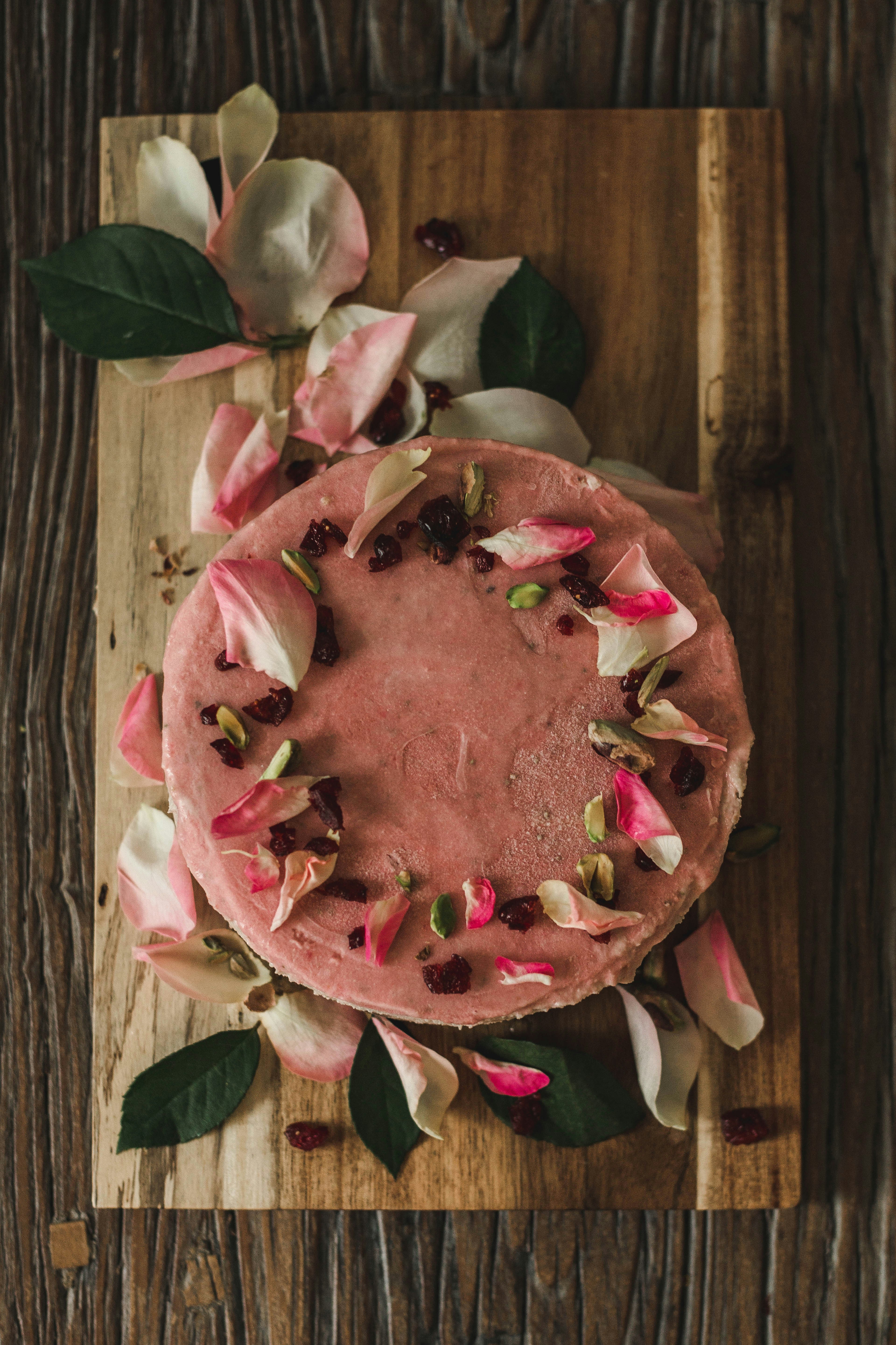 A cake with flowers and leaves on a cutting board photo – Free Sande ...