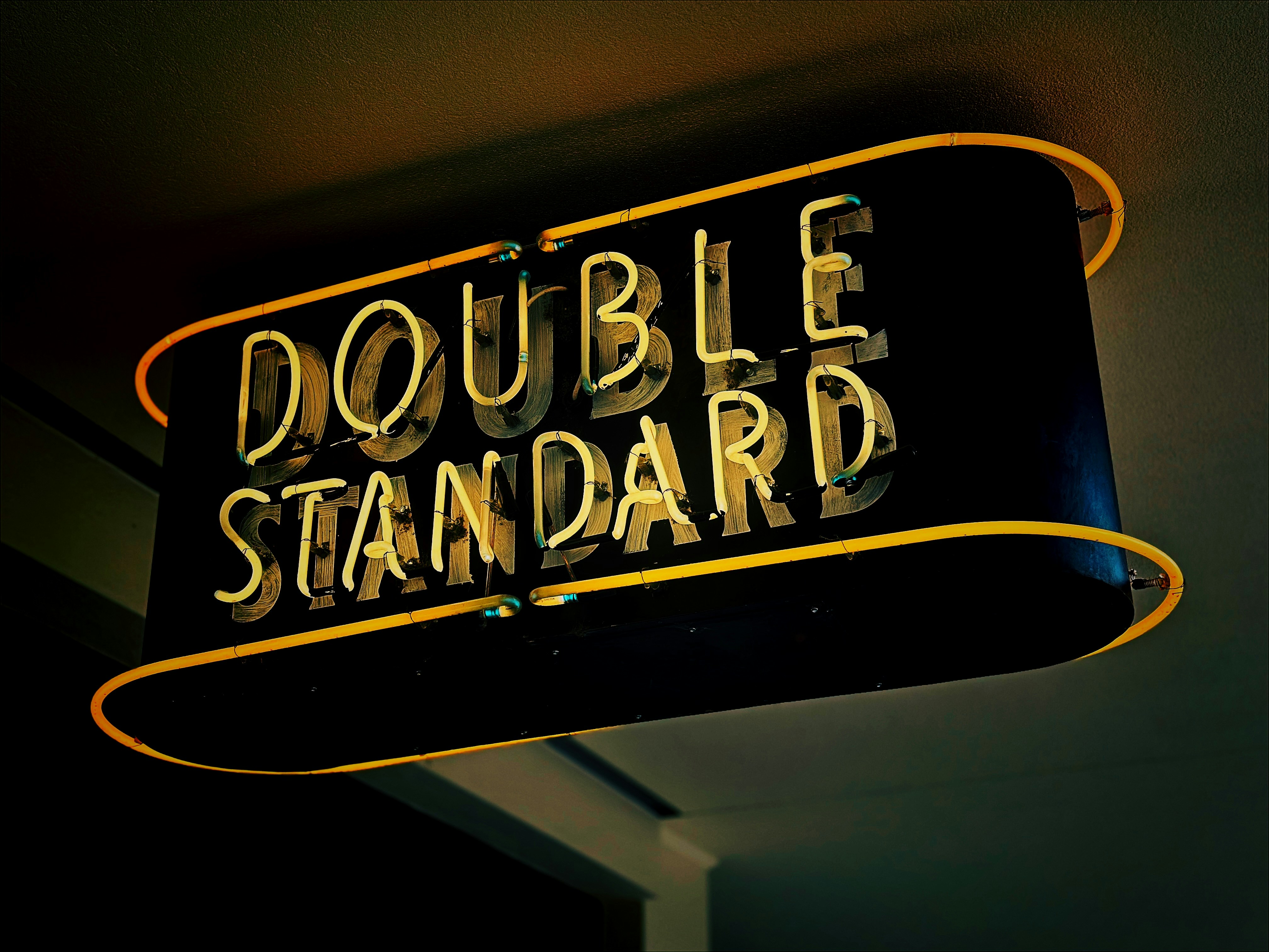 Foto Un letrero de neón que dice doble estándar – Imagen Señal gratis ...