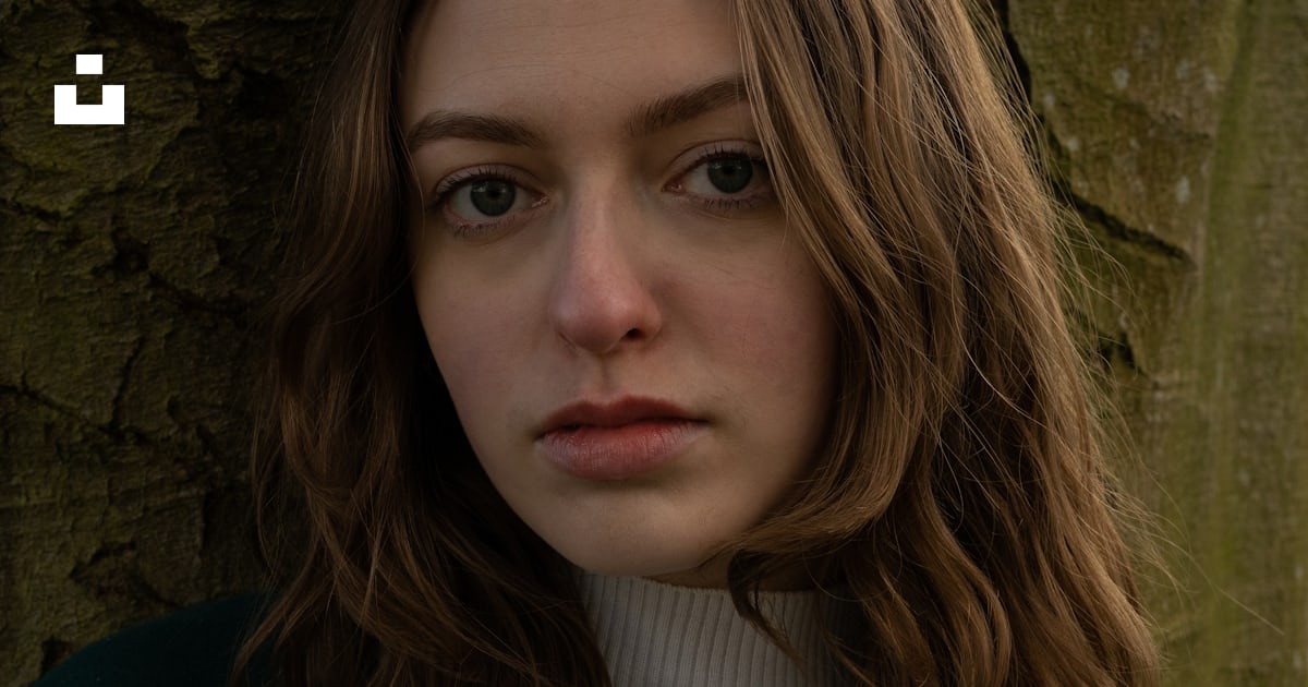 Foto Una Mujer Parada Frente A Un árbol Imagen Mujer Gratis En Unsplash