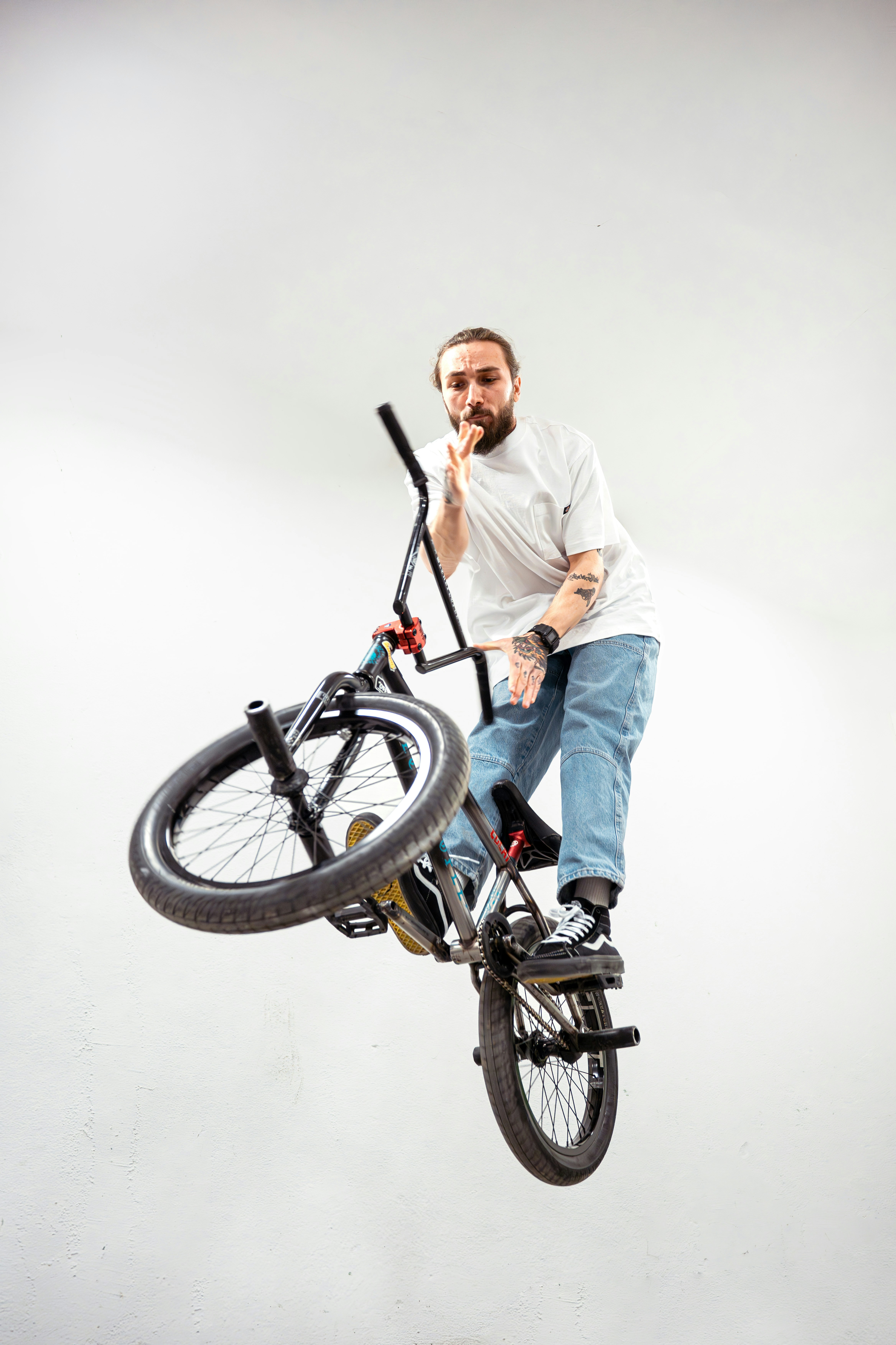 Un homme faisant un tour à vélo photo – Image gratuite de Kayseri sur ...