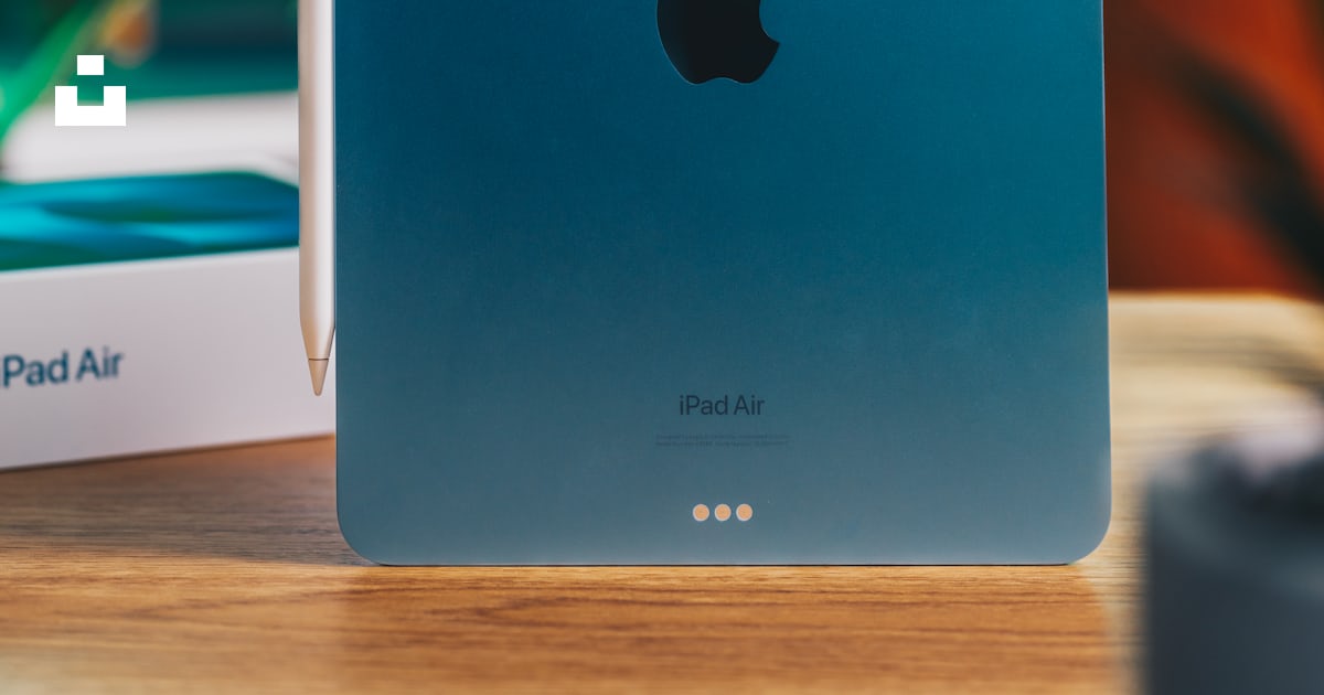 나무 탁자 위에 앉아 있는 파란색 Ipad 사진 Unsplash의 무료 아이패드 이미지