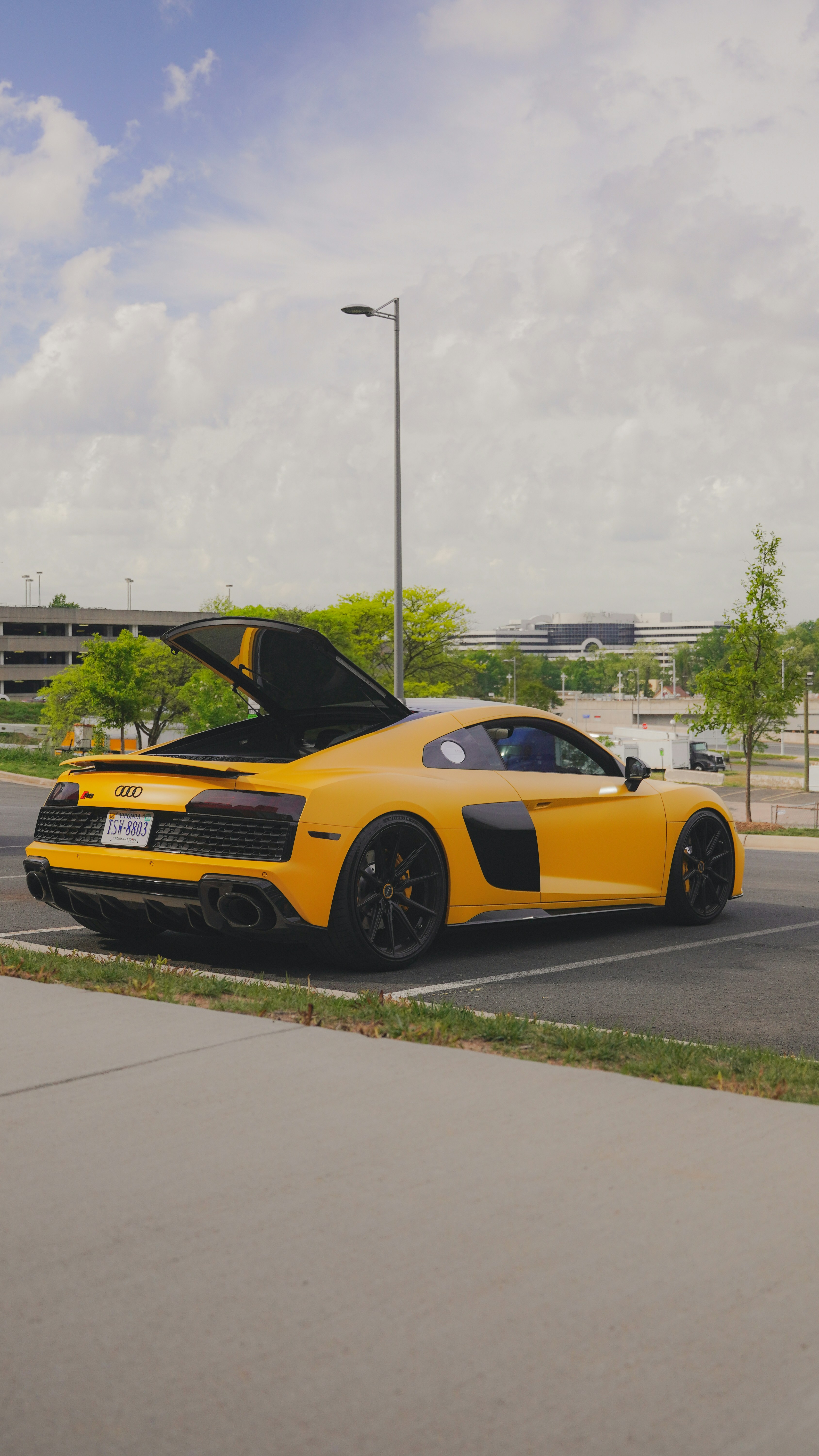 Foto Un coche deportivo amarillo estacionado al costado de la carretera ...