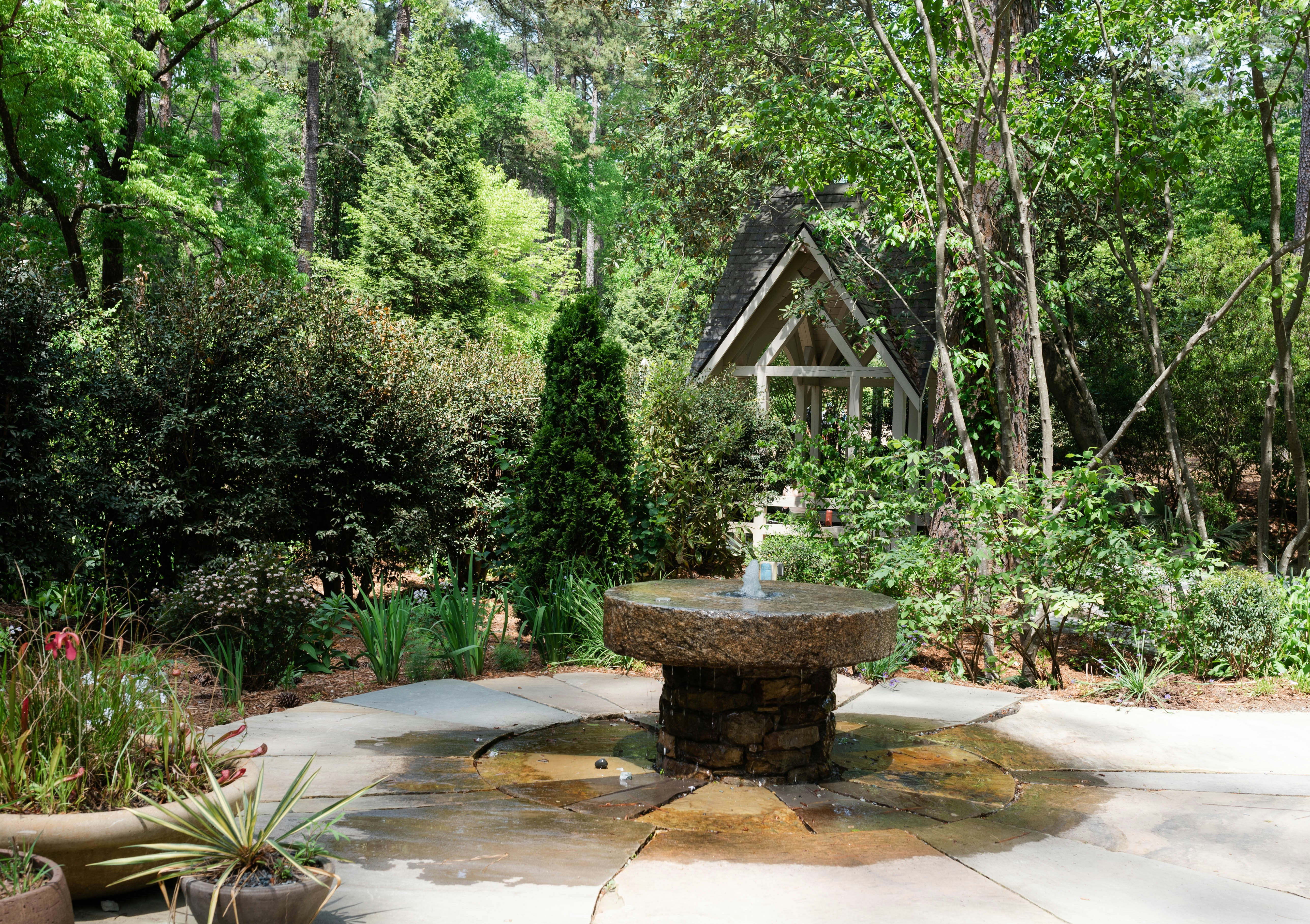 Un jardin avec une fontaine au milieu photo – Photo Fontaine Gratuite ...