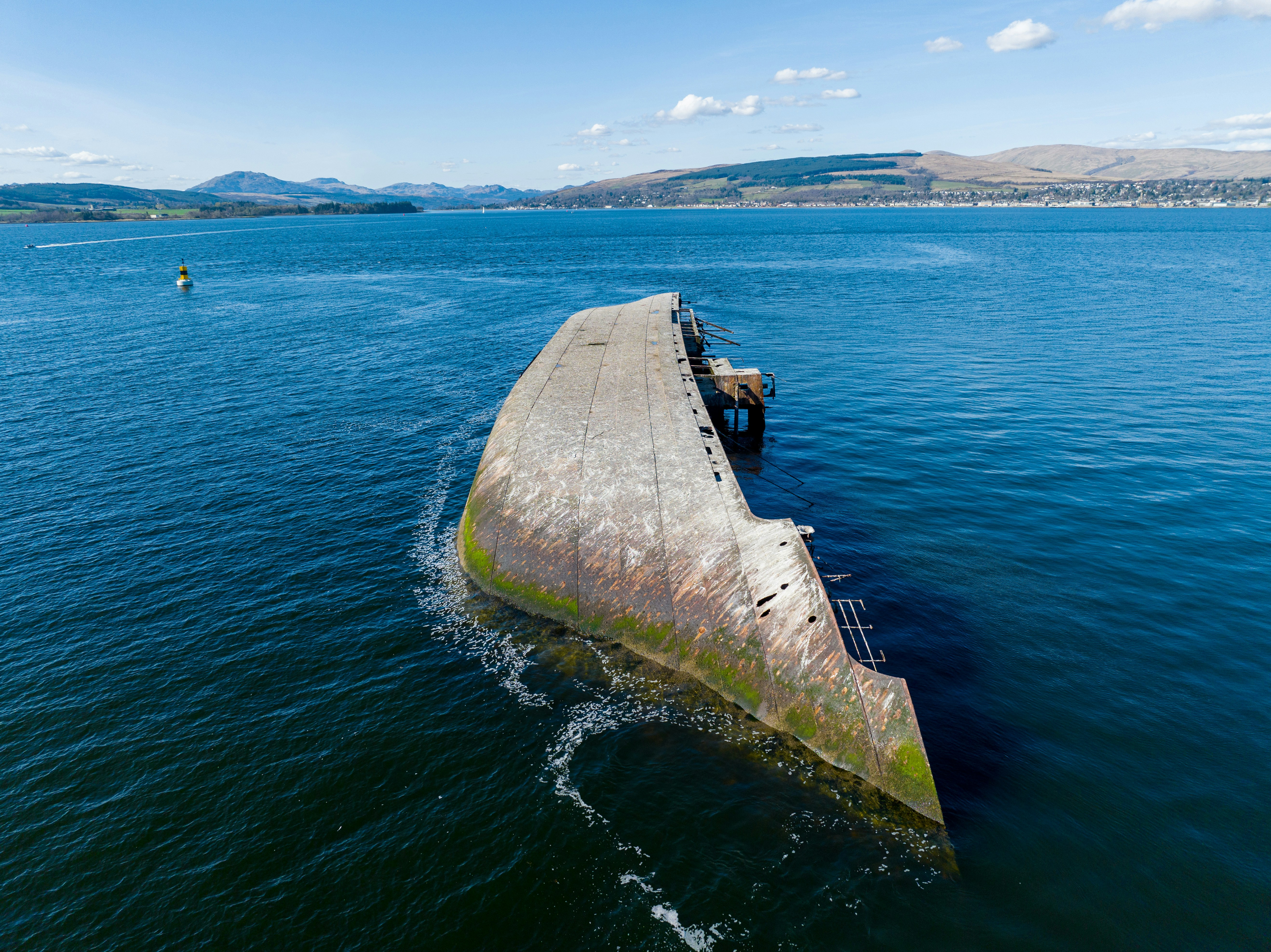 A large submarine floating on top of a body of water photo – Free Water ...