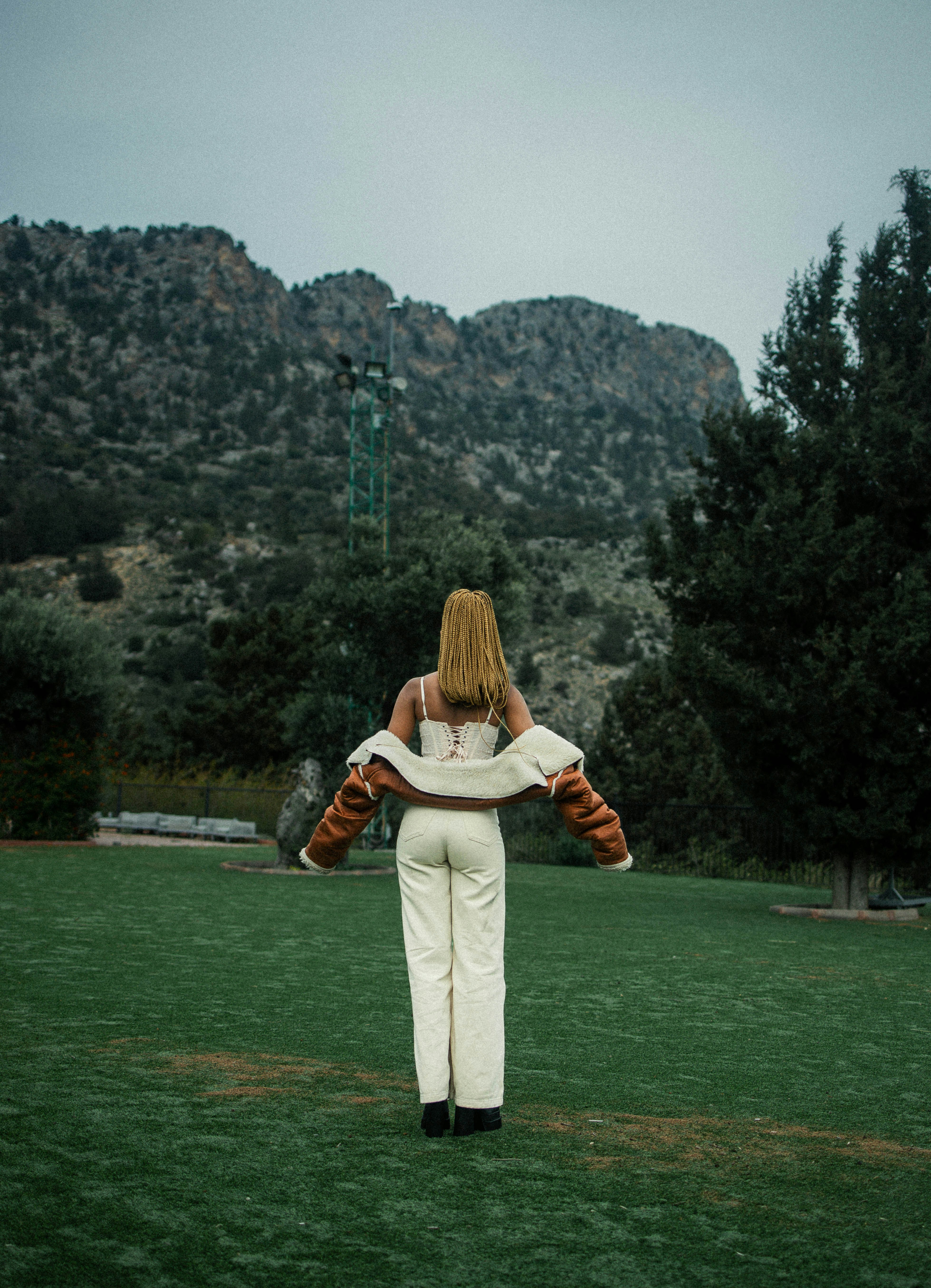 A woman standing in a field holding a frisbee photo – Free Greenery ...