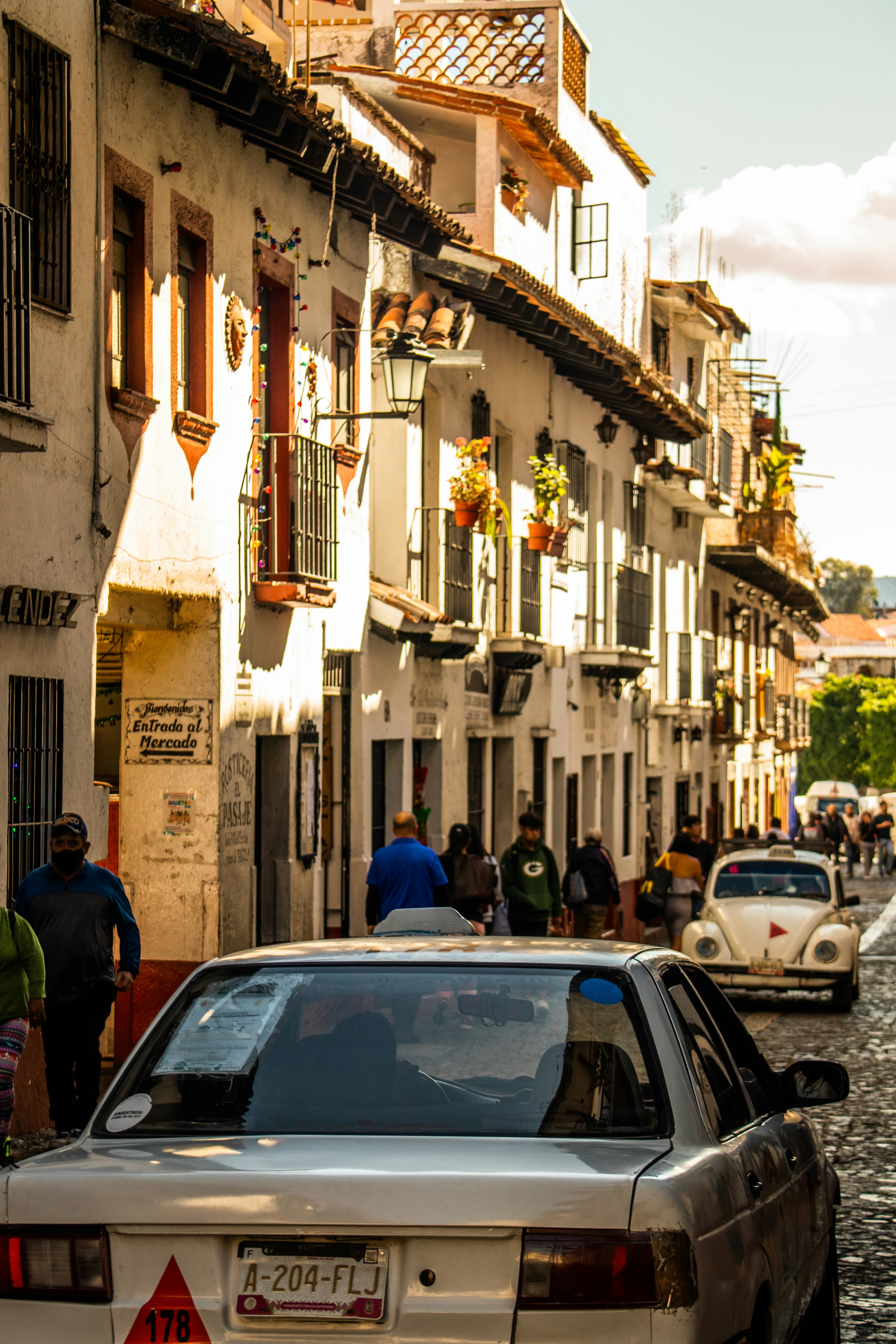 Un coche blanco aparcado al costado de una calle foto – Imagen de Coche ...