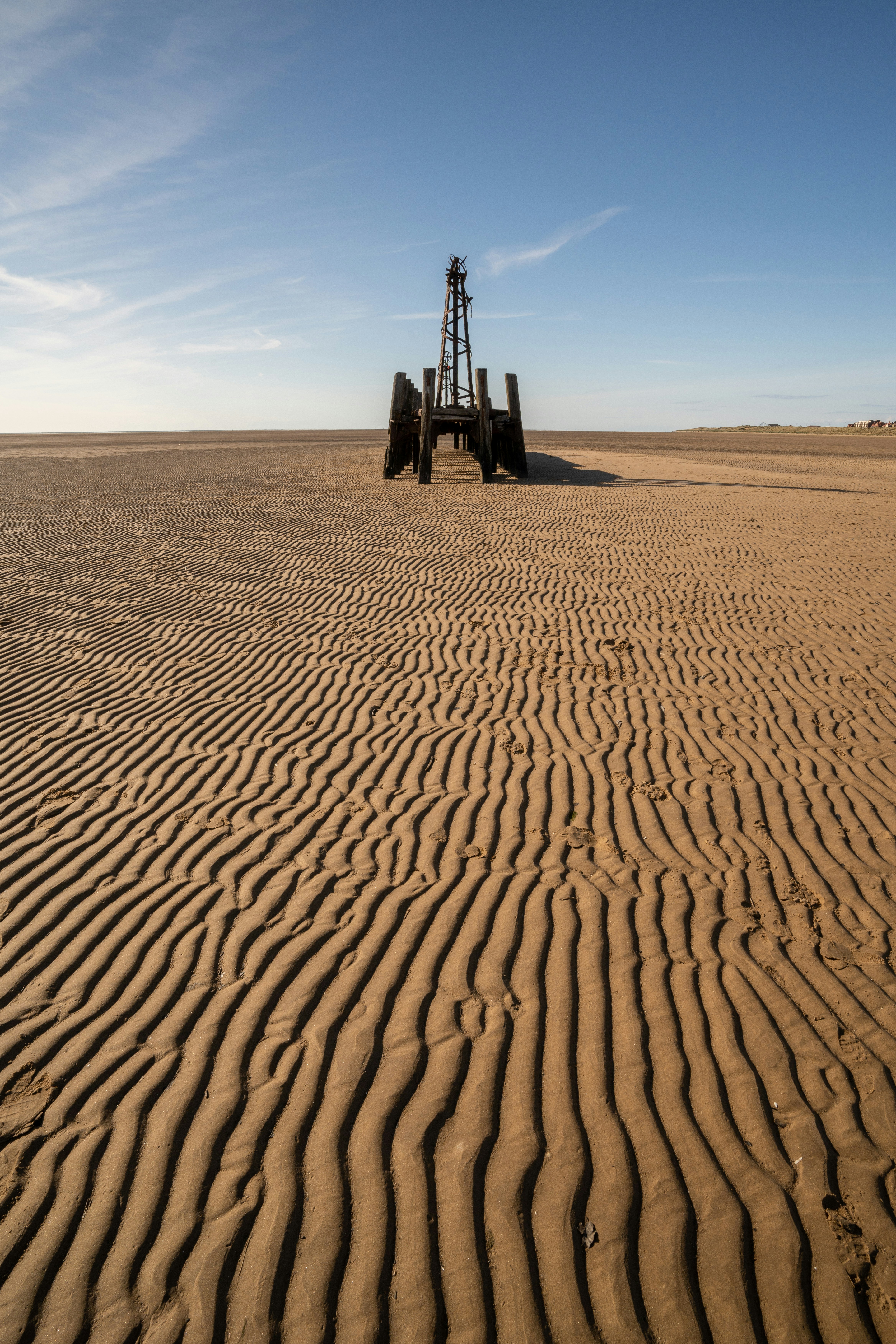 A drilling rig in the middle of a desert photo – Free Uk Image on Unsplash