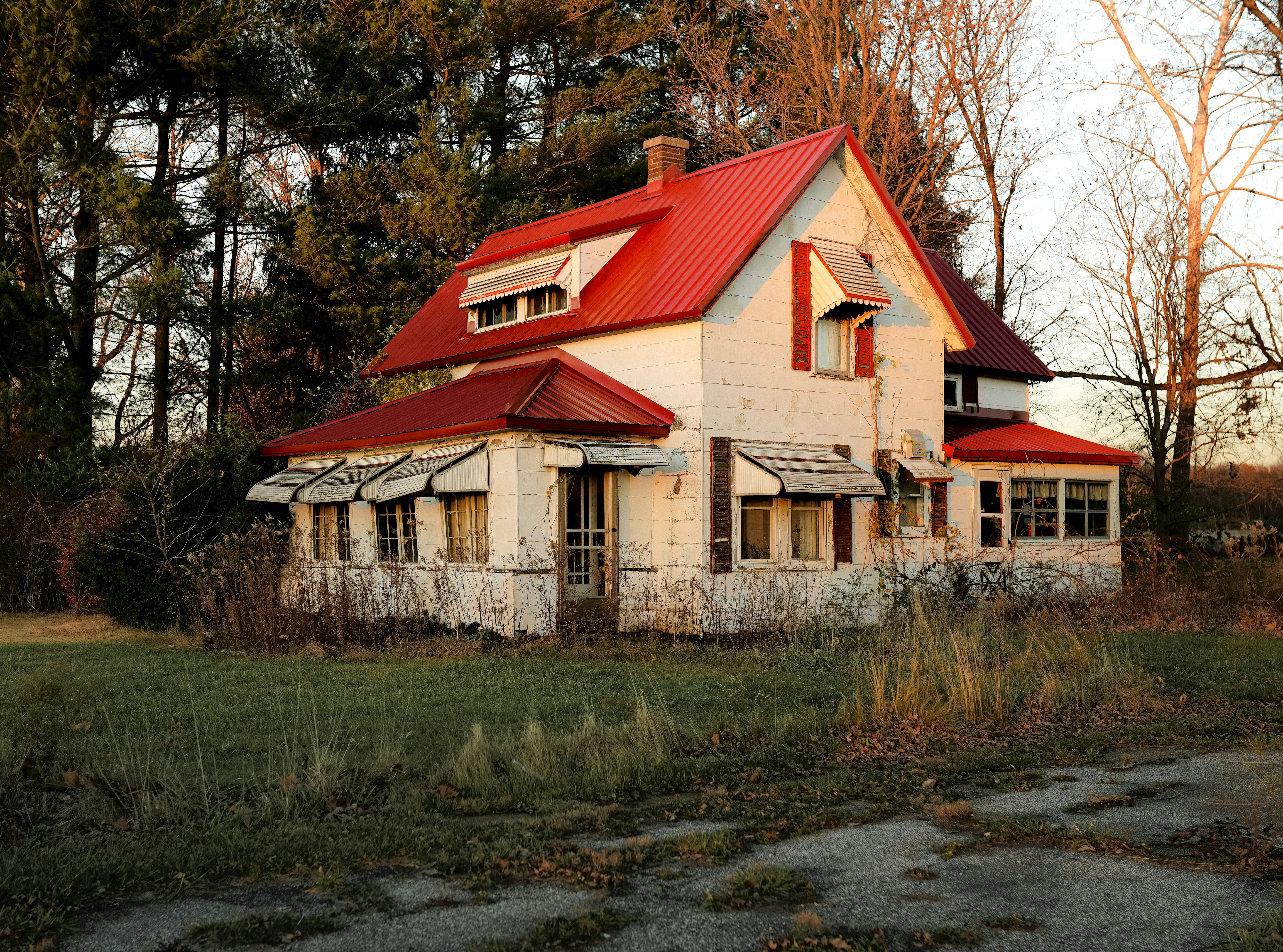 A run down house with a red roof photo – Free Chicago Image on Unsplash