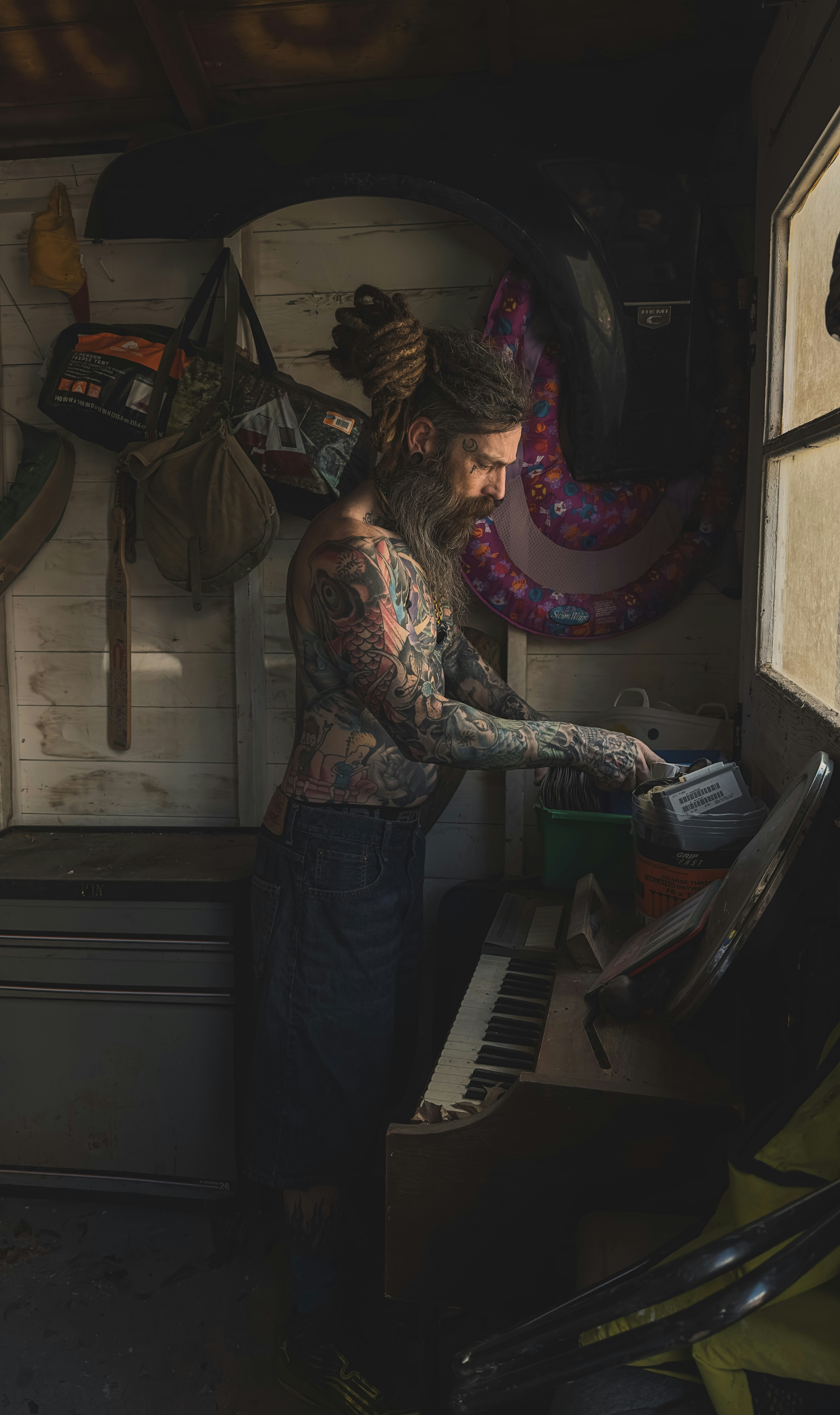 Un homme tatoué jouant du piano dans un garage photo – Photo États Unis ...