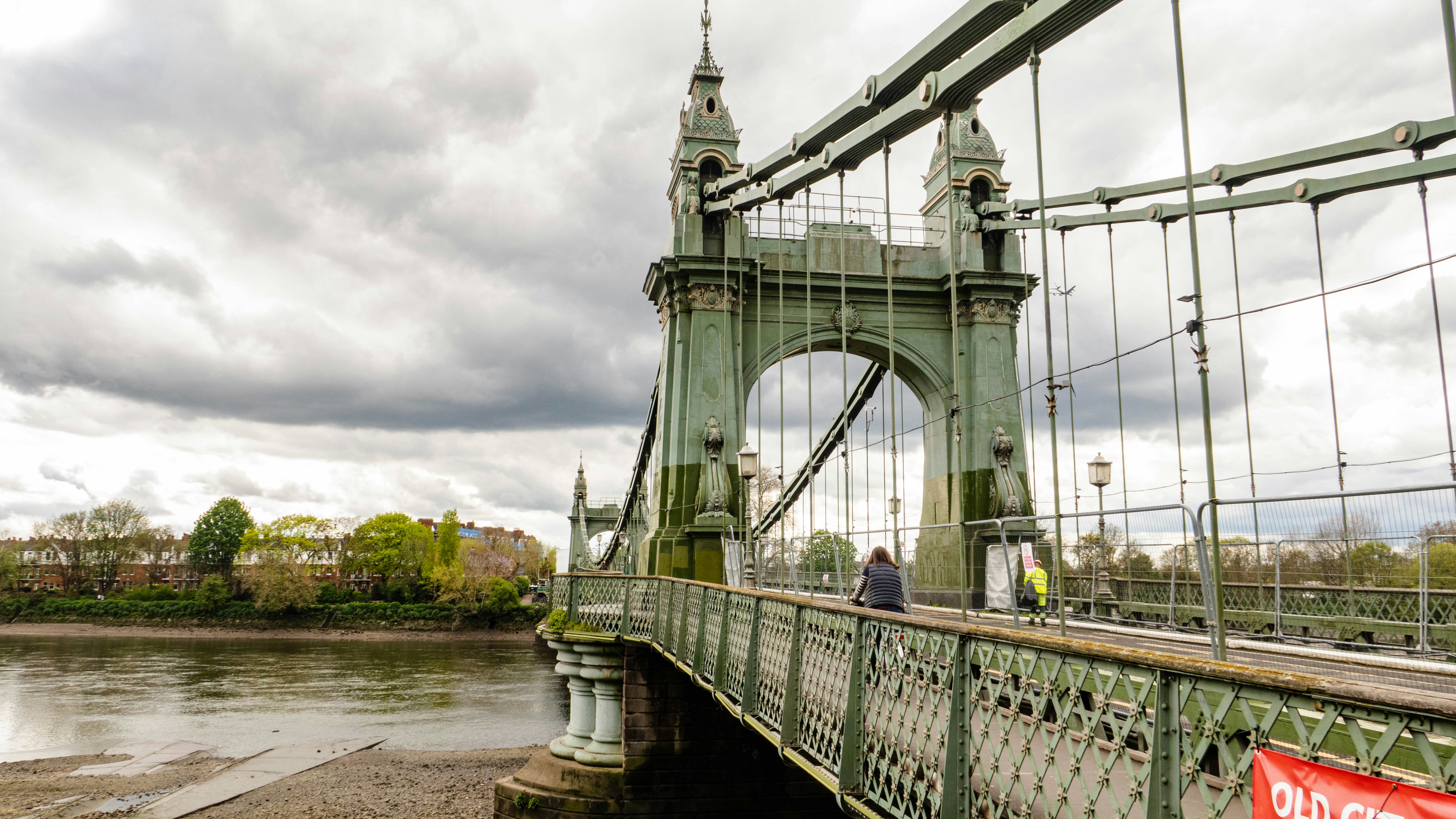 Un pont qui a un panneau rouge dessus photo – Photo Pont Hammersmith ...