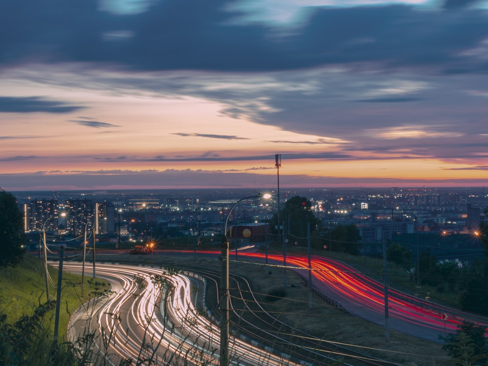 Une vue d’une ville la nuit depuis une colline photo – Photo Urbain ... Une vue d’une ville la nuit depuis une colline photo – Photo Urbain ...
