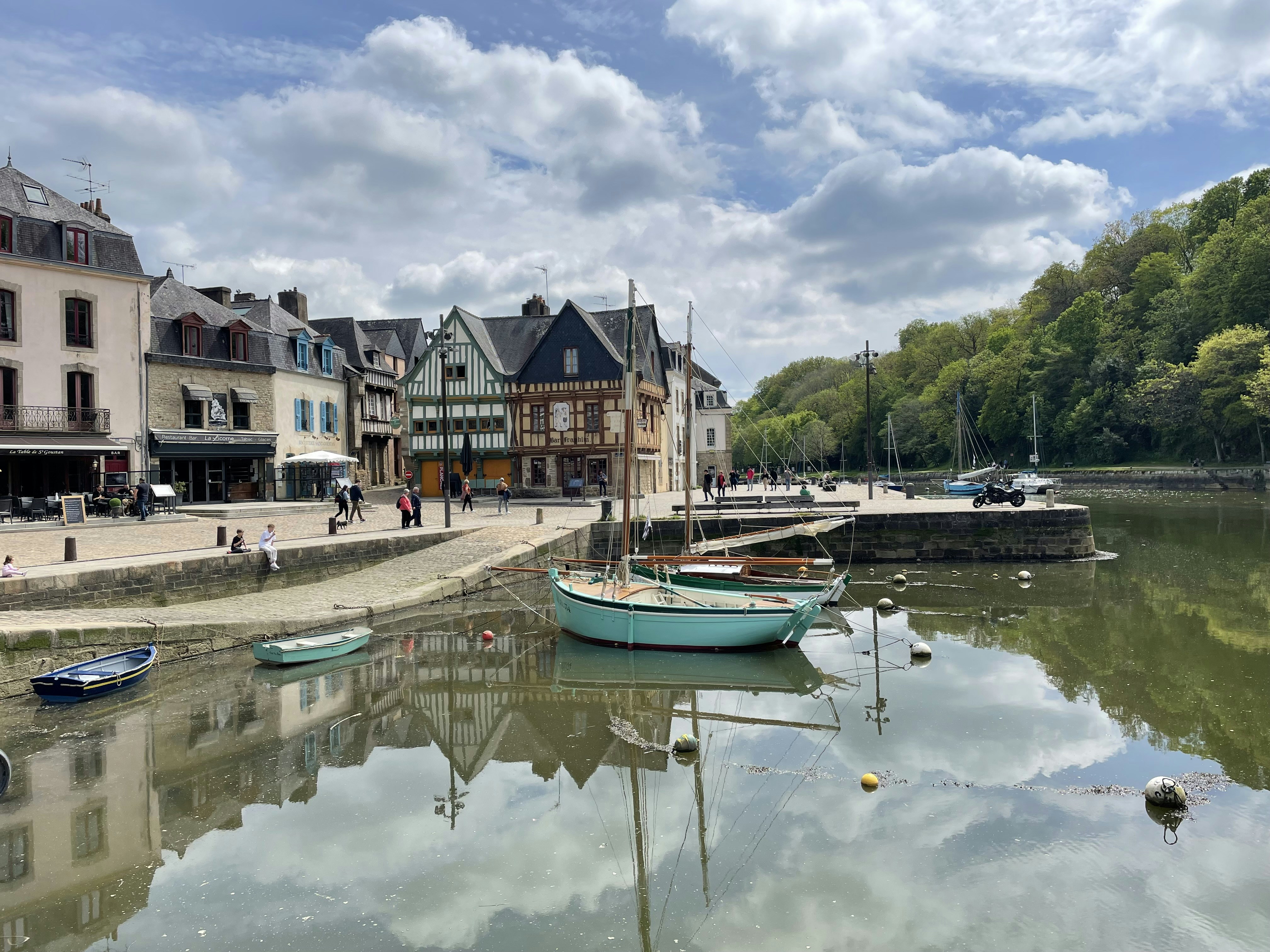 Foto Un cuerpo de agua con varios botes pequeños en él – Imagen Al aire ...