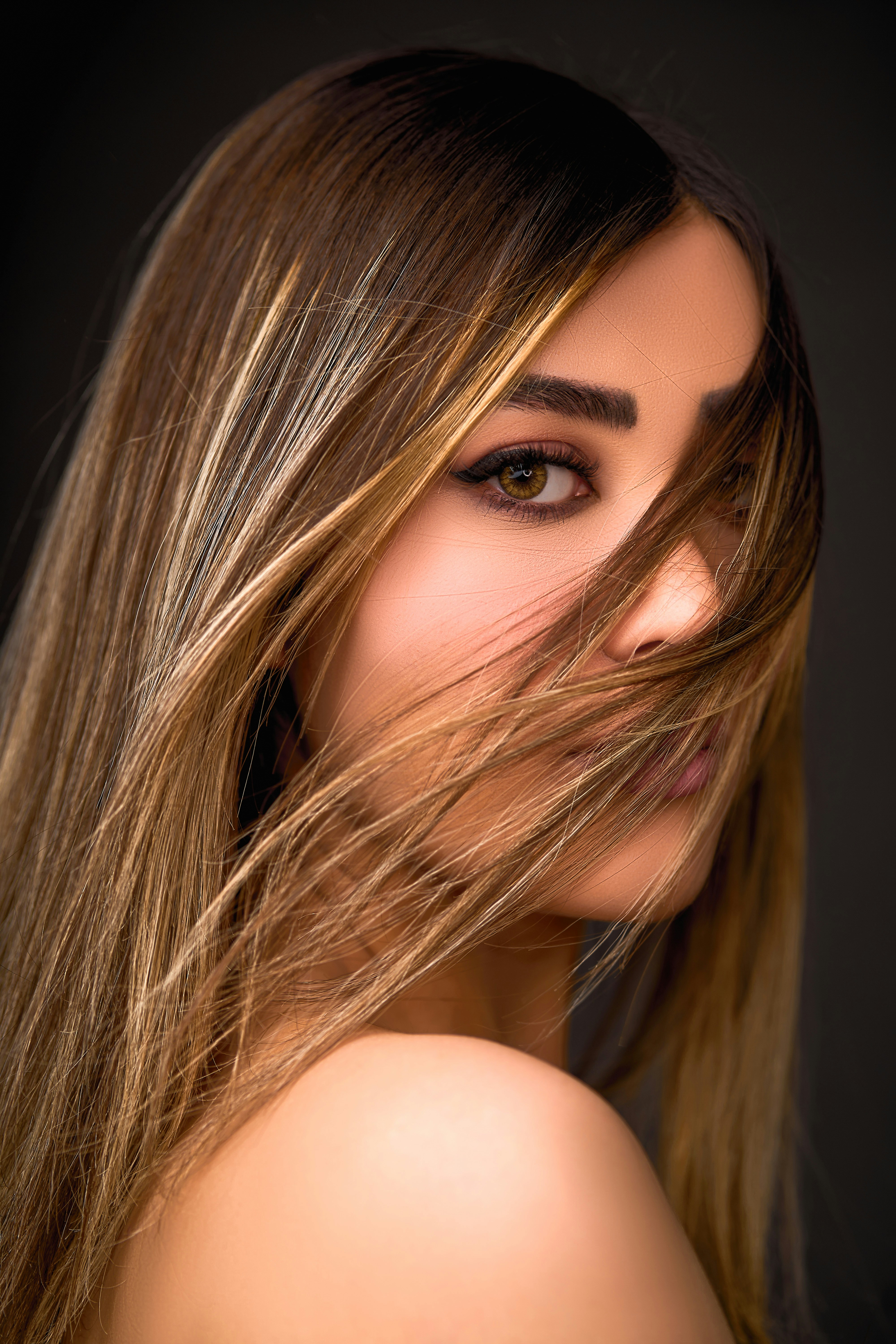 Une femme aux cheveux longs pose pour une photo photo – Photo La ...