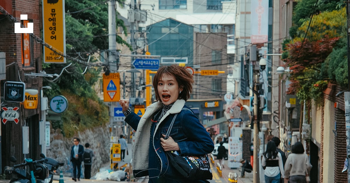 도시 거리에서 공중으로 뛰어오르는 여자 사진 Unsplash의 무료 거리 이미지