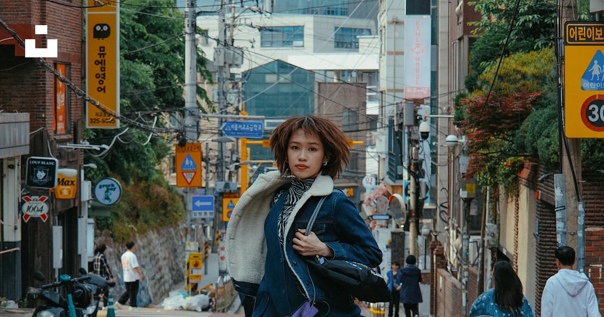 도시 거리에서 공중으로 뛰어오르는 여자 사진 Unsplash의 무료 거리 이미지
