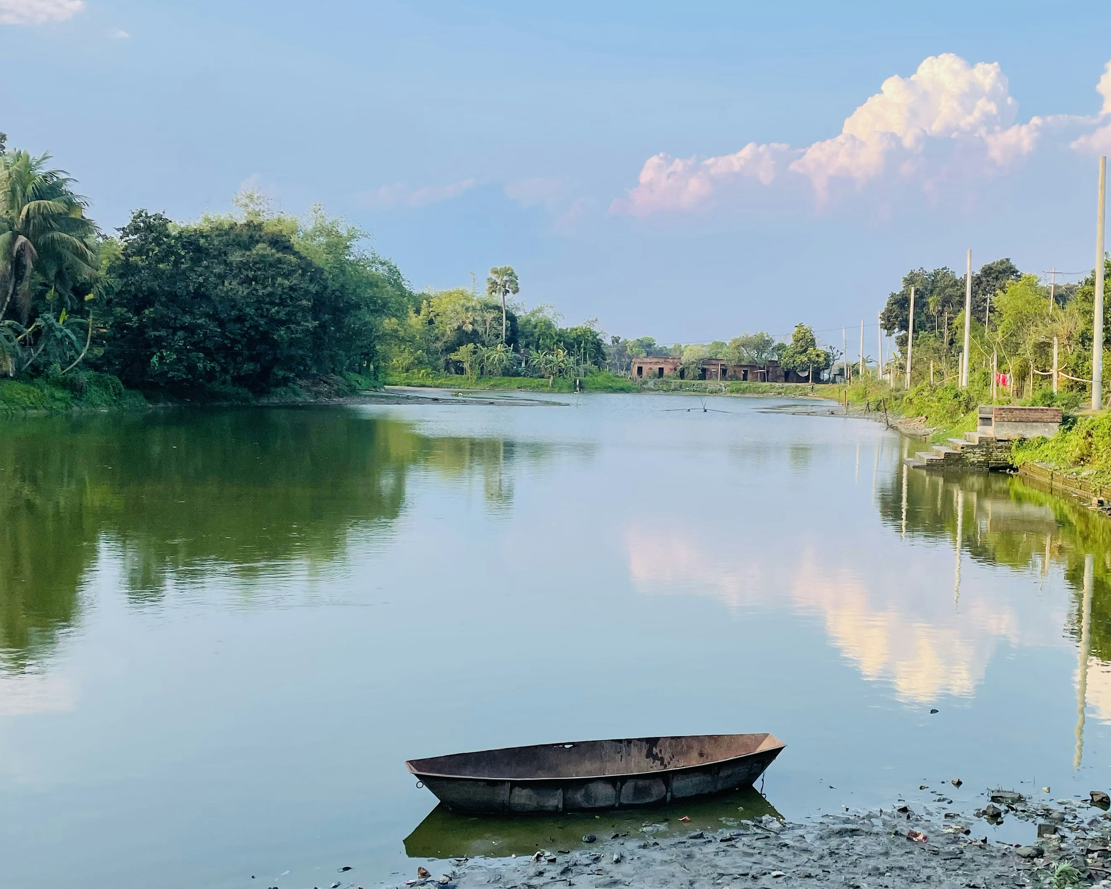 A small boat floating on top of a lake photo – Free Nature Image on ...