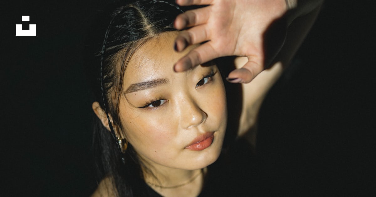 검은 상의를 입은 여자가 얼굴에 손을 대고 있다 사진 Unsplash의 무료 사람 이미지