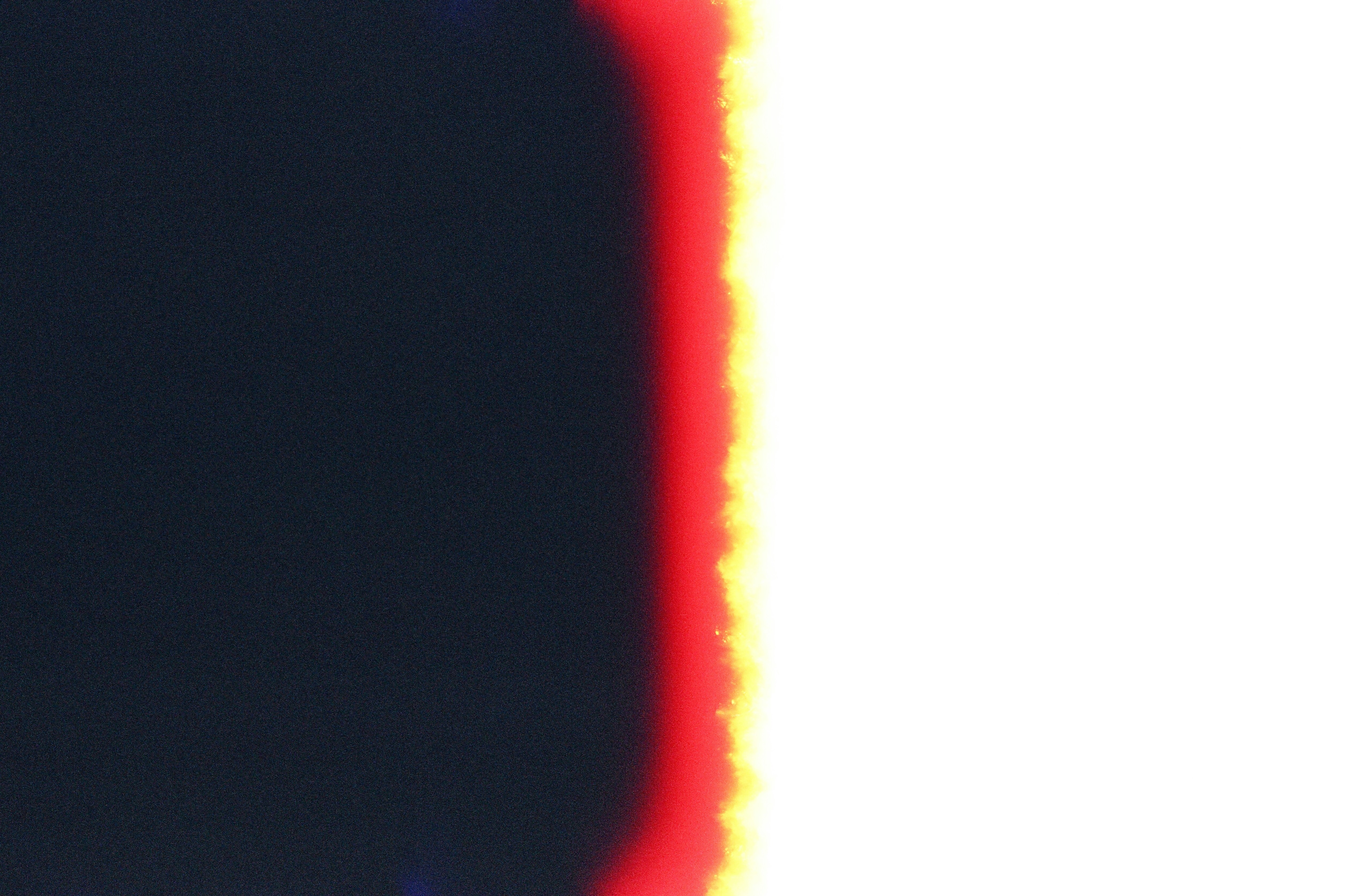 Un objet rouge et jaune est dans l’air photo – Image gratuite de ...