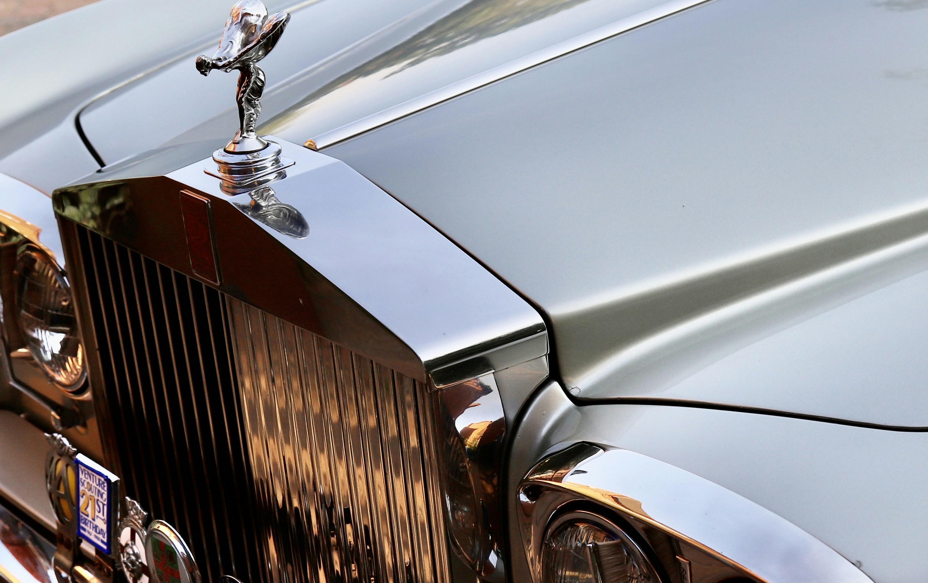 A close up of the front of a car photo – Free Car Image on Unsplash