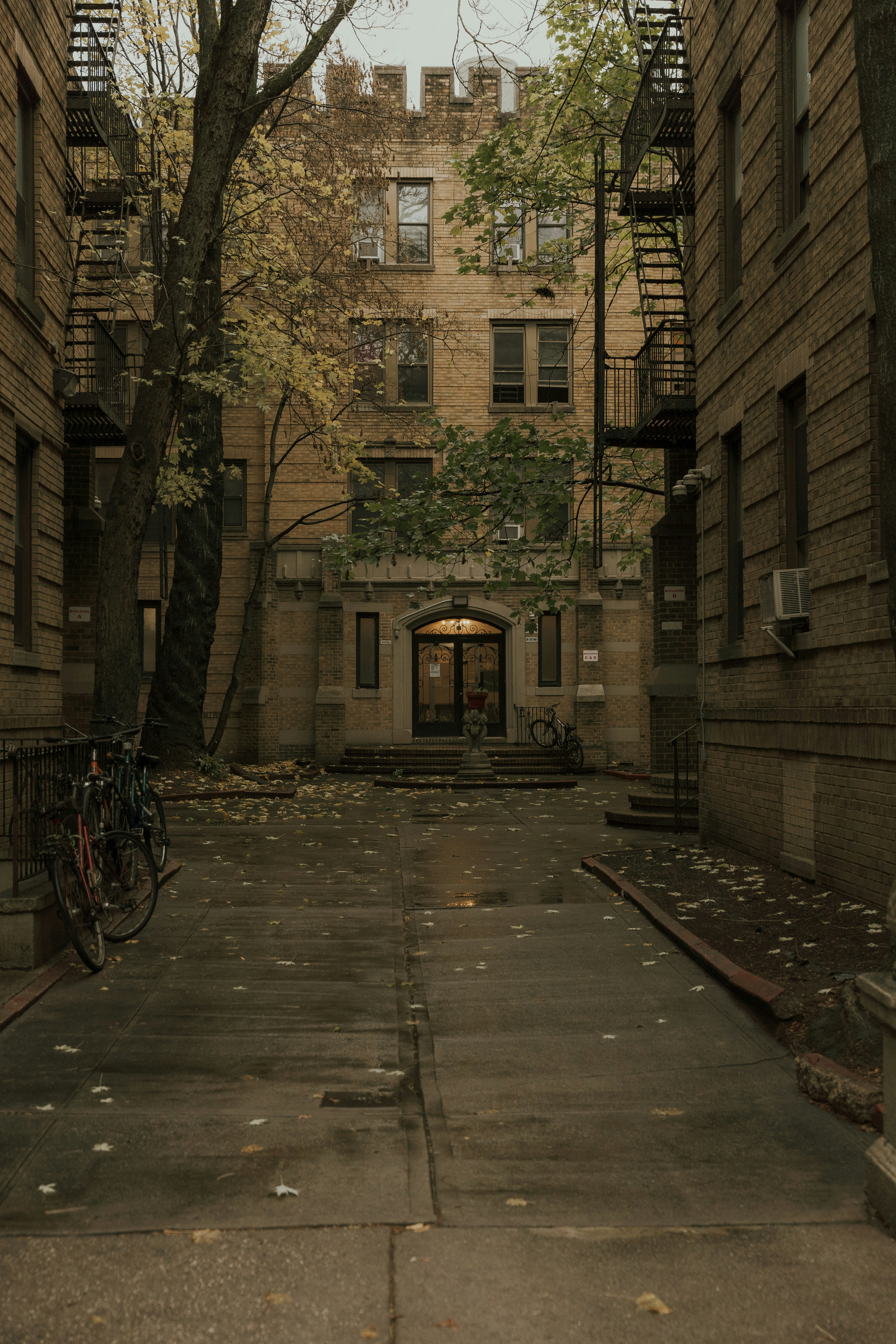 An alley way with a bicycle parked on the side of it photo – Free City ...
