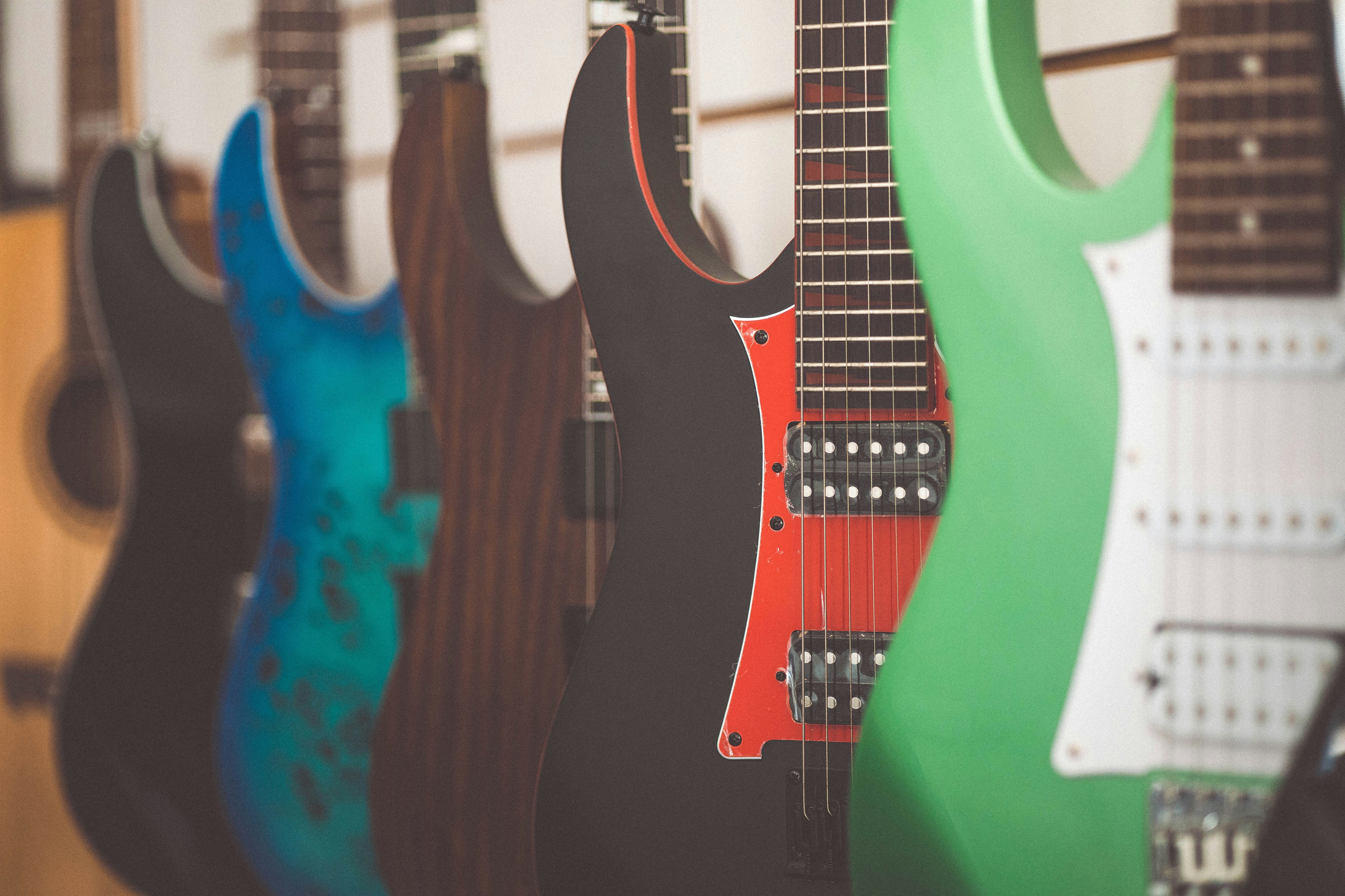 A group of guitars lined up in a row photo – Free Guitar Image on Unsplash