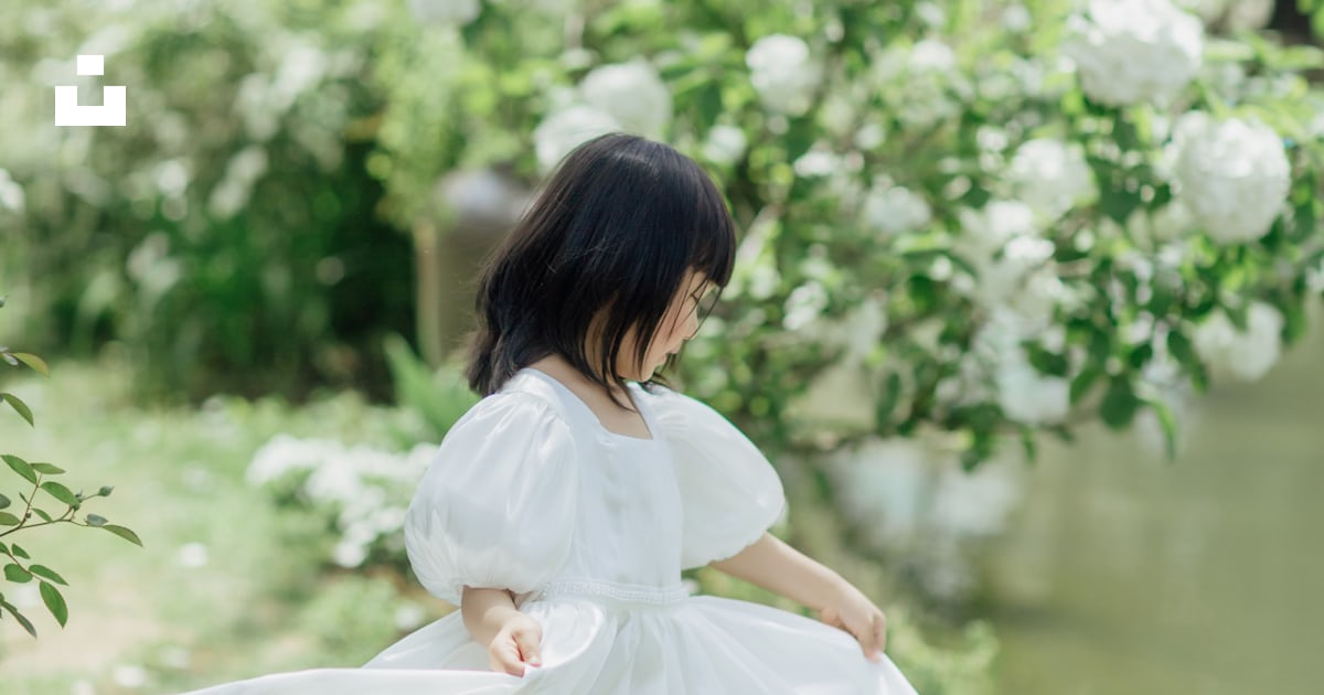 연못 앞에 서 있는 하얀 드레스를 입은 어린 소녀 사진 Unsplash의 무료 꽃 이미지