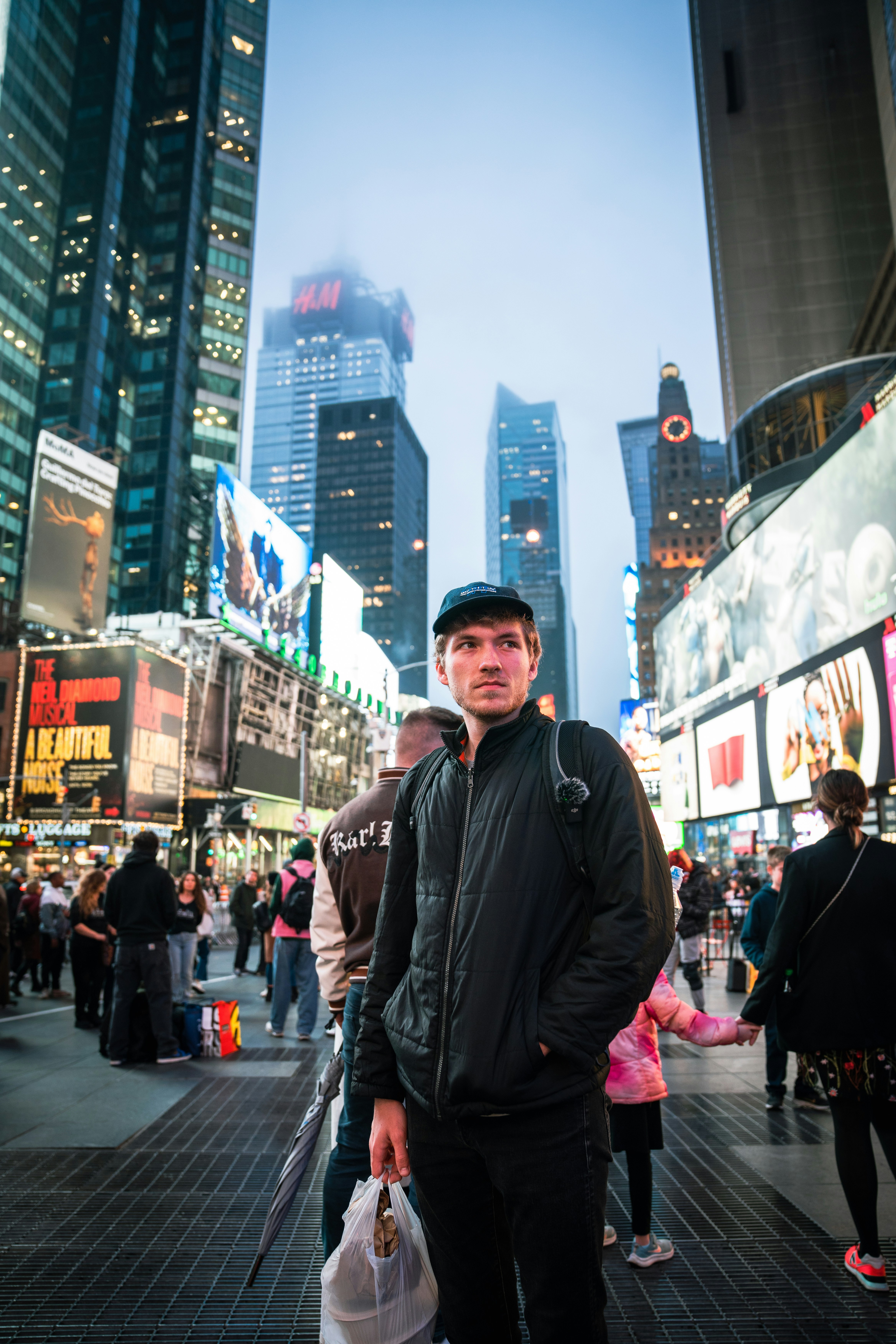 A man standing in the middle of a busy city street photo – Free New ...