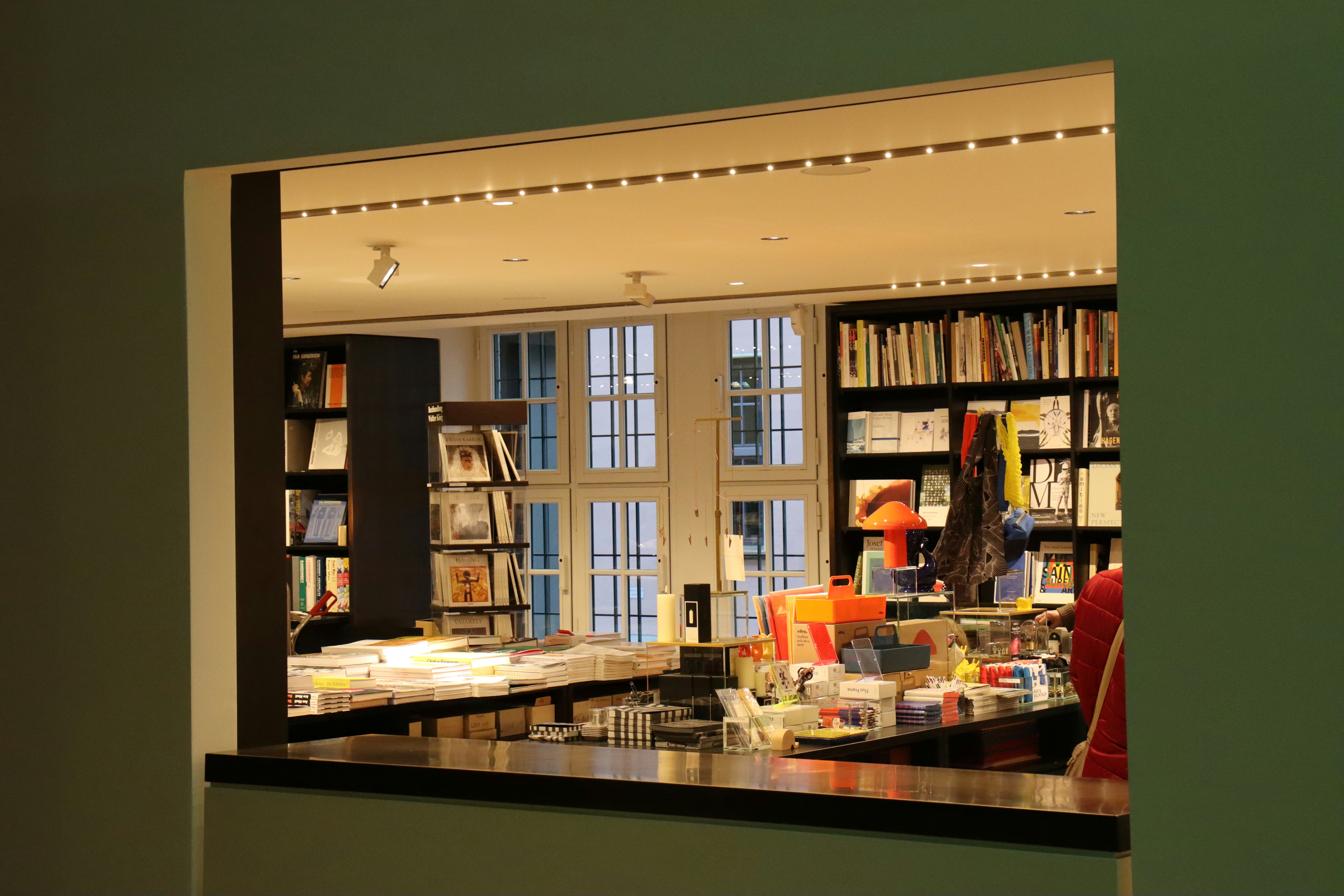 A room filled with lots of books and furniture photo – Free Lenbachhaus ...