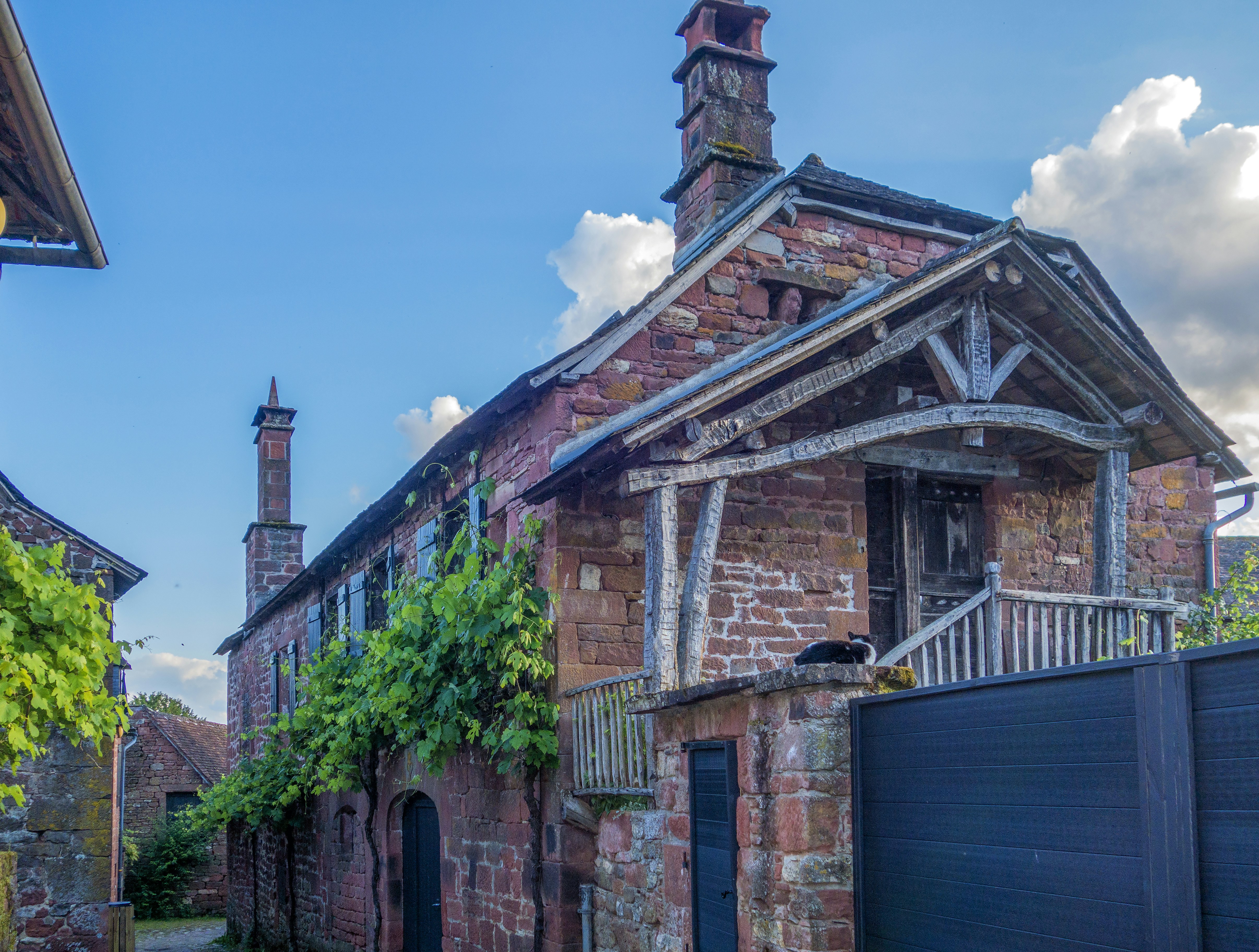 An old brick building with vines growing on it photo – Free Ruelles ...
