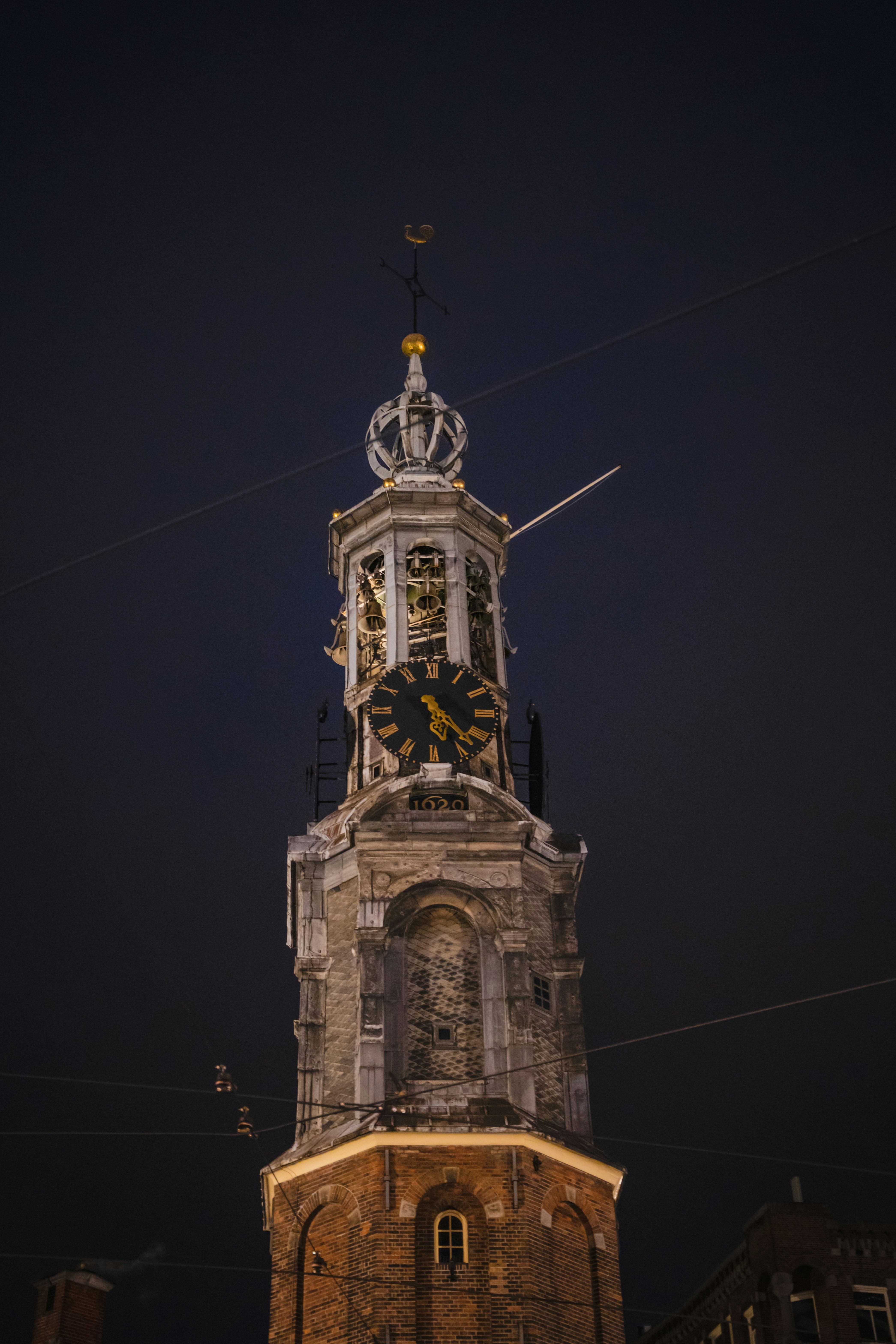 Una torre alta con un reloj en la parte superior de la misma foto ...