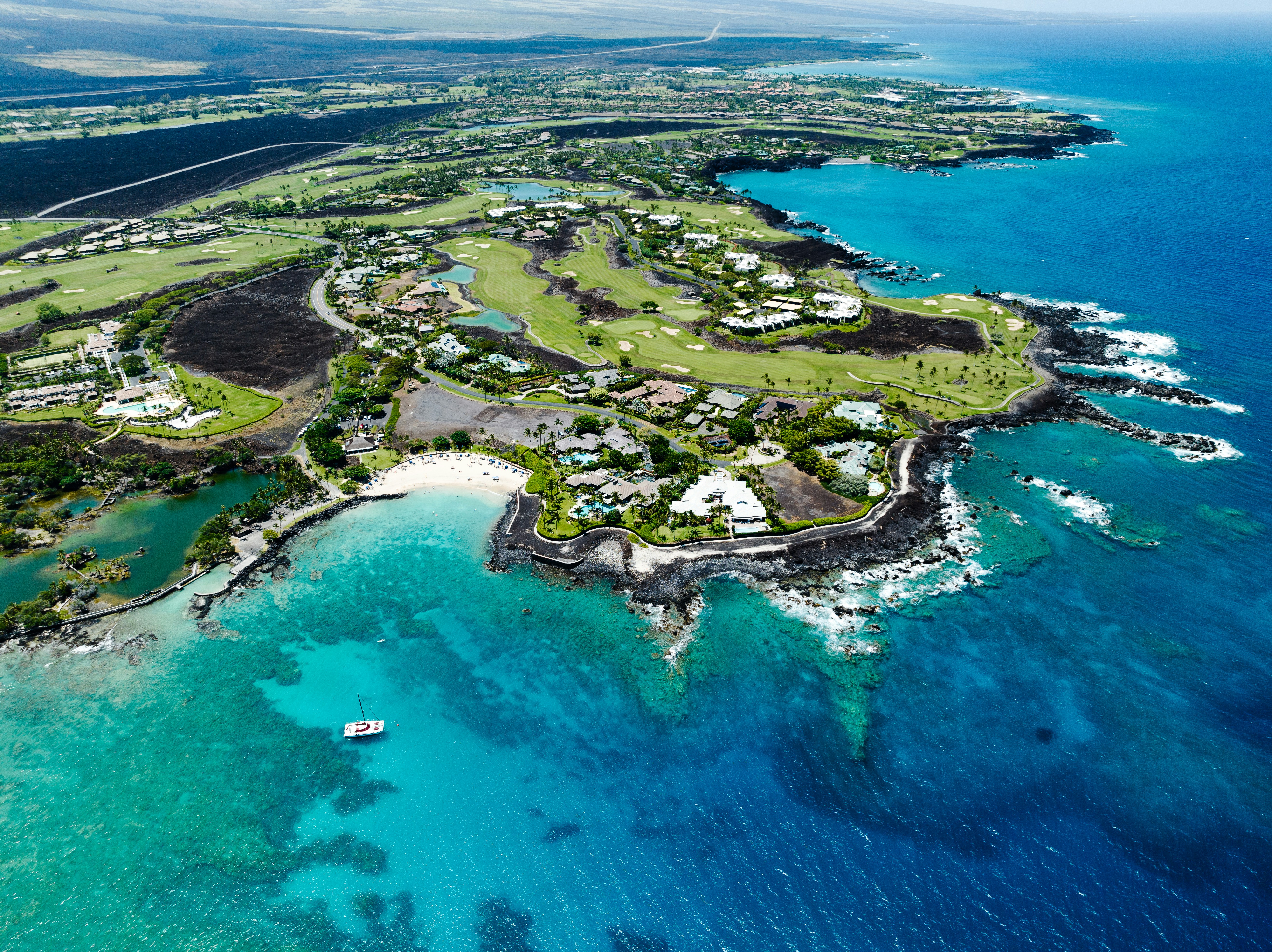 An aerial view of a golf course in the ocean photo – Free Mauna lani ...