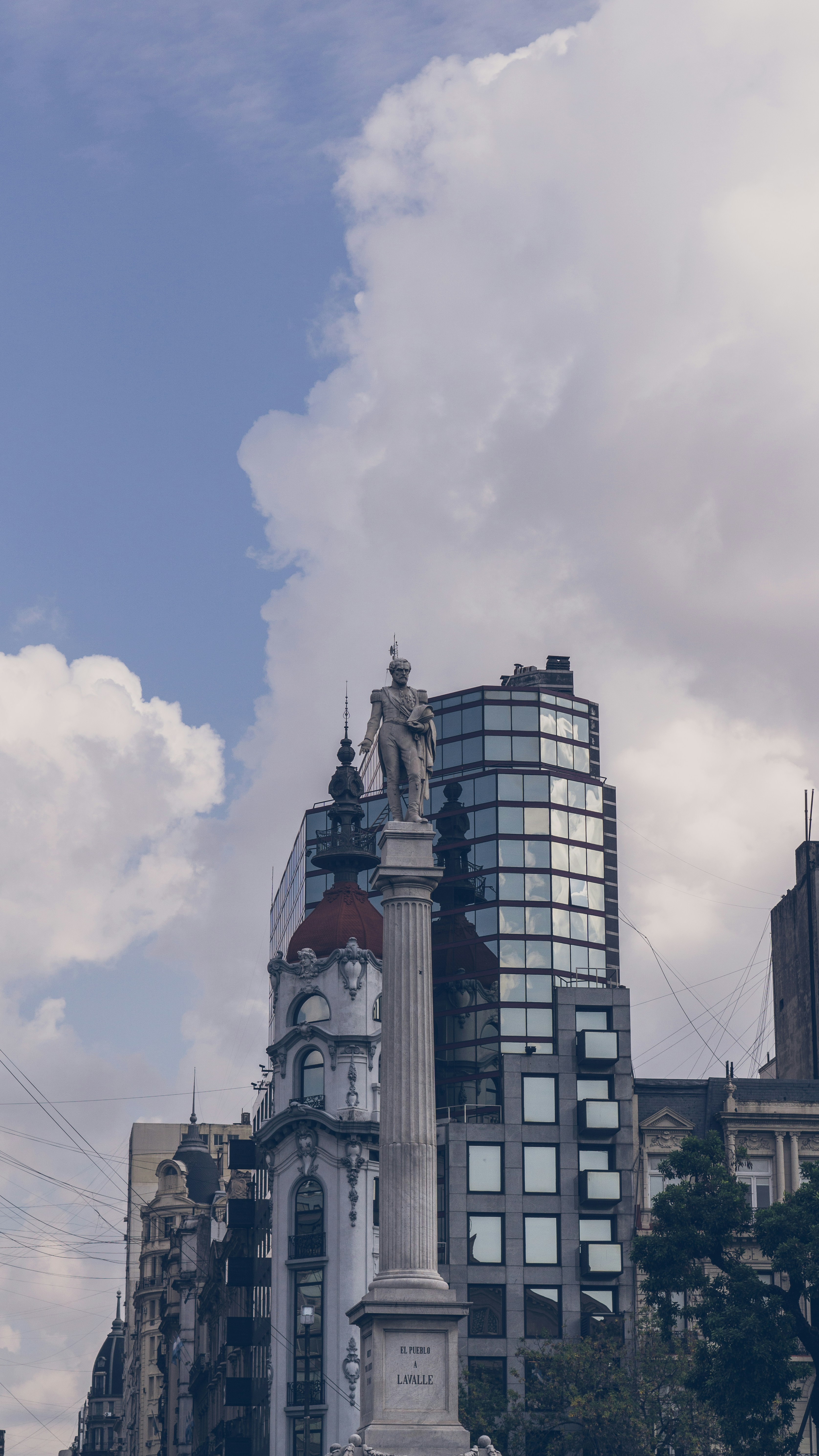 Column Sentinel Amid Glass: A Neoclassical Monument Framed by a Modern Skyline