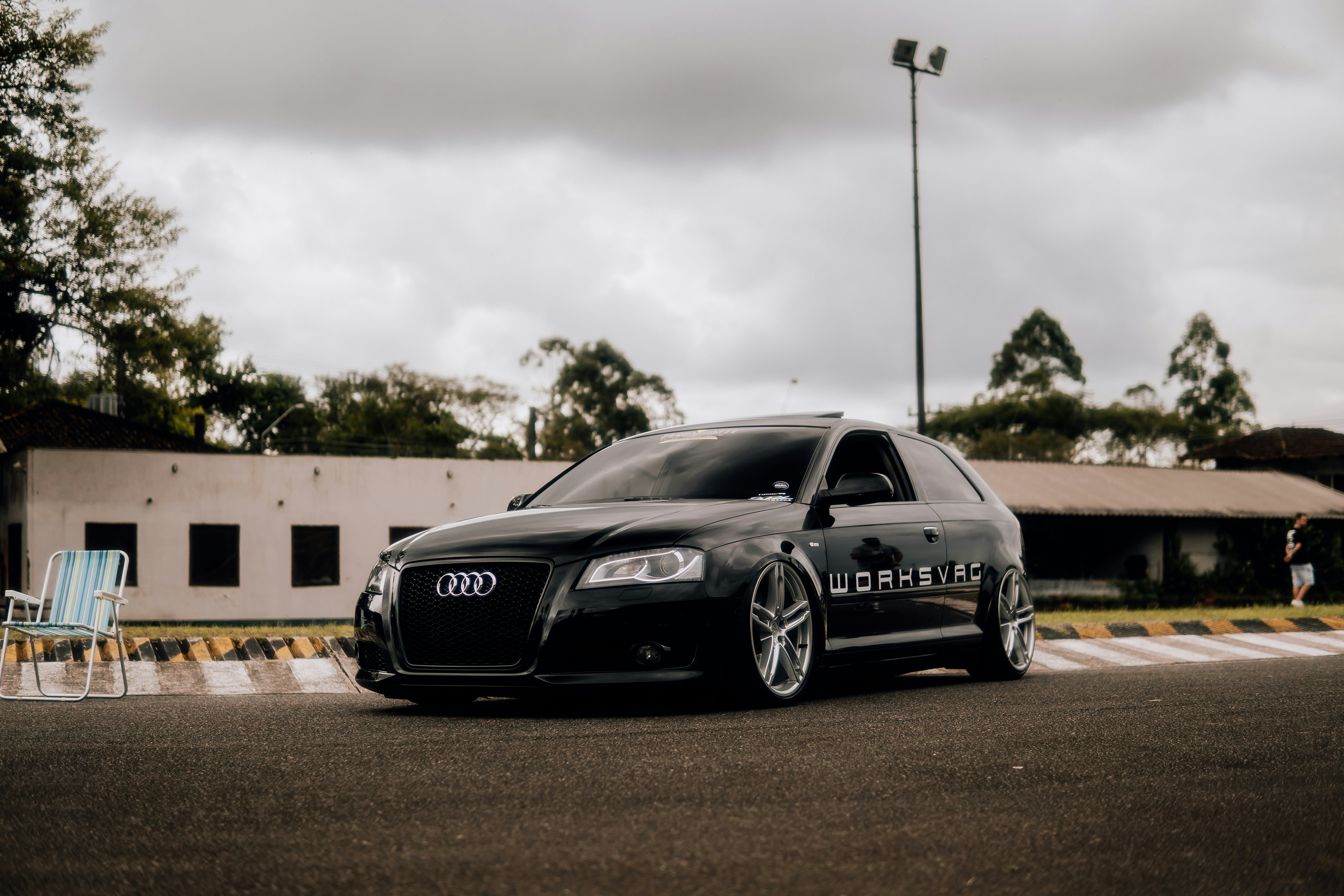 Urban Elegance: Sleek Vehicle and Architectural Backdrop