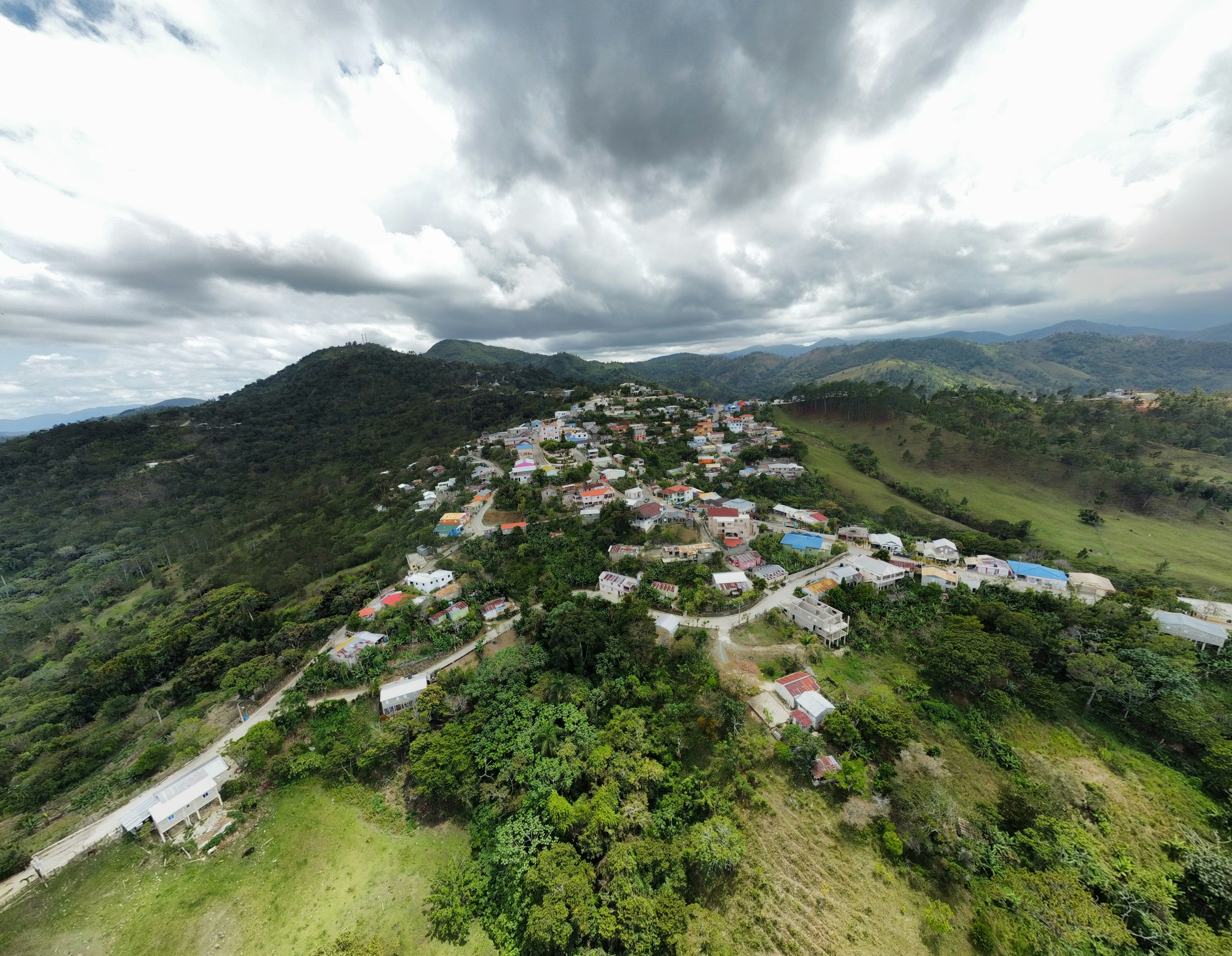 Une vue aérienne d’un village dans les montagnes photo – Photo ...