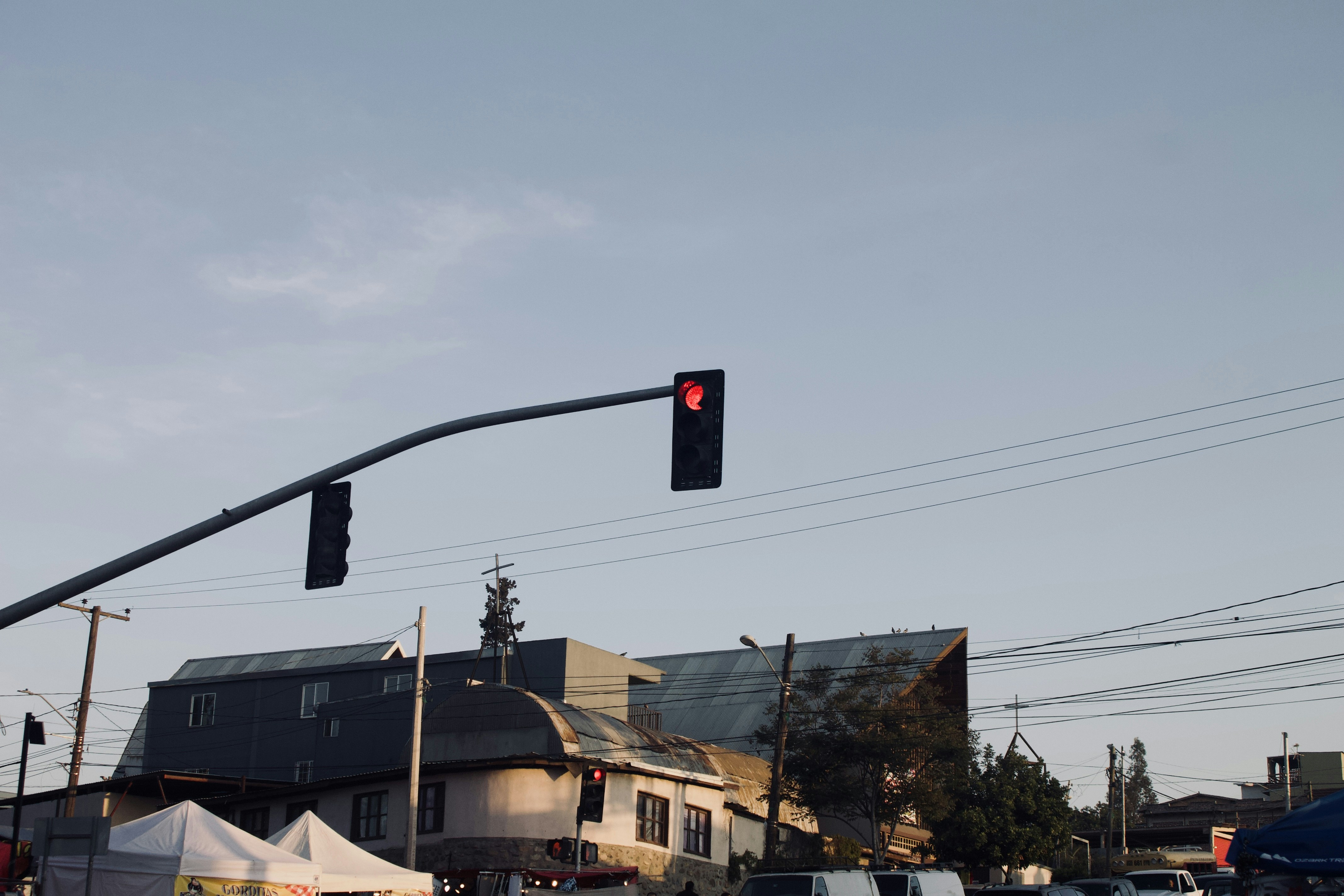 A traffic light hanging over a street filled with traffic photo – Free ...