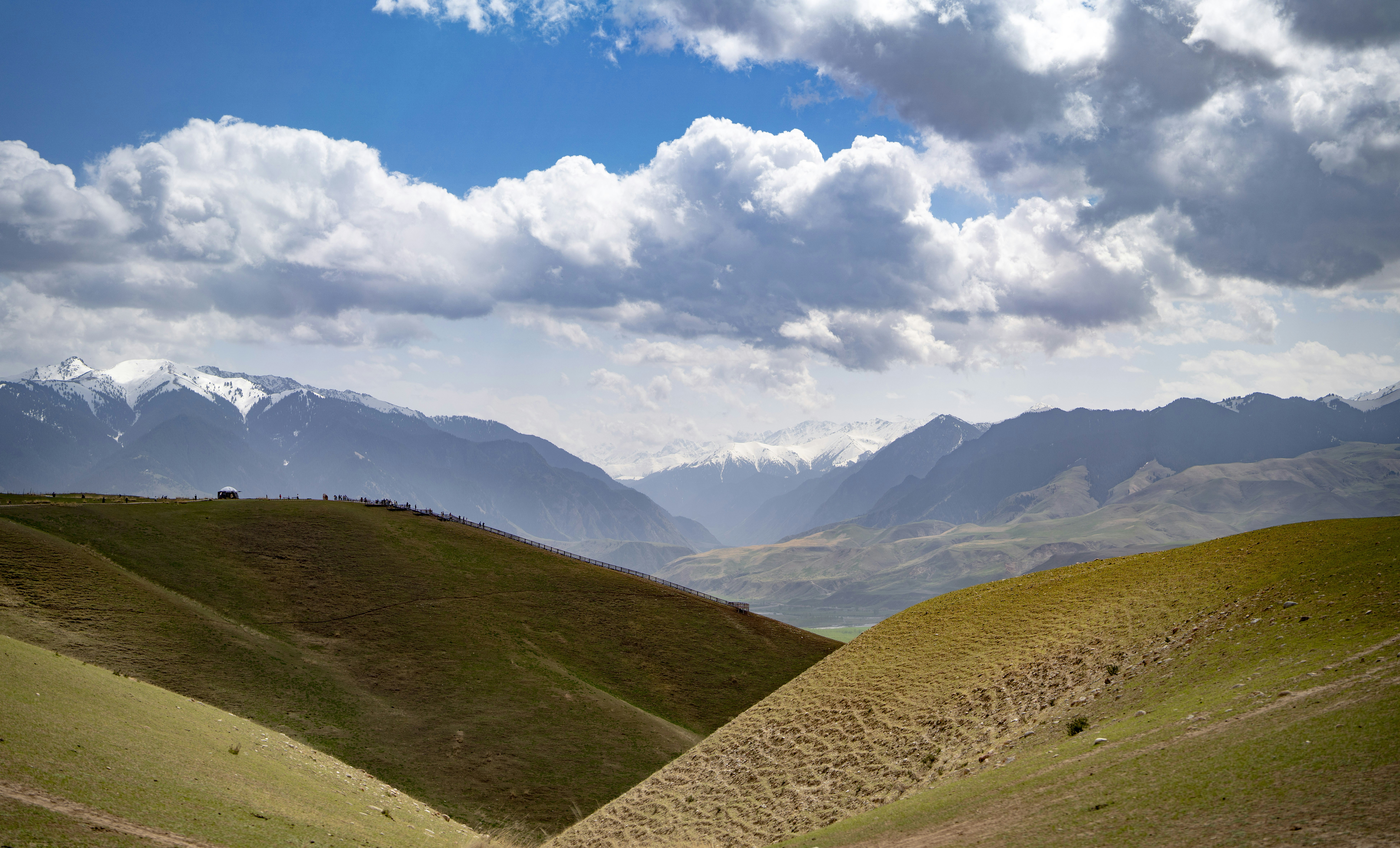 A view of a valley with mountains in the background photo – Free Nature ...