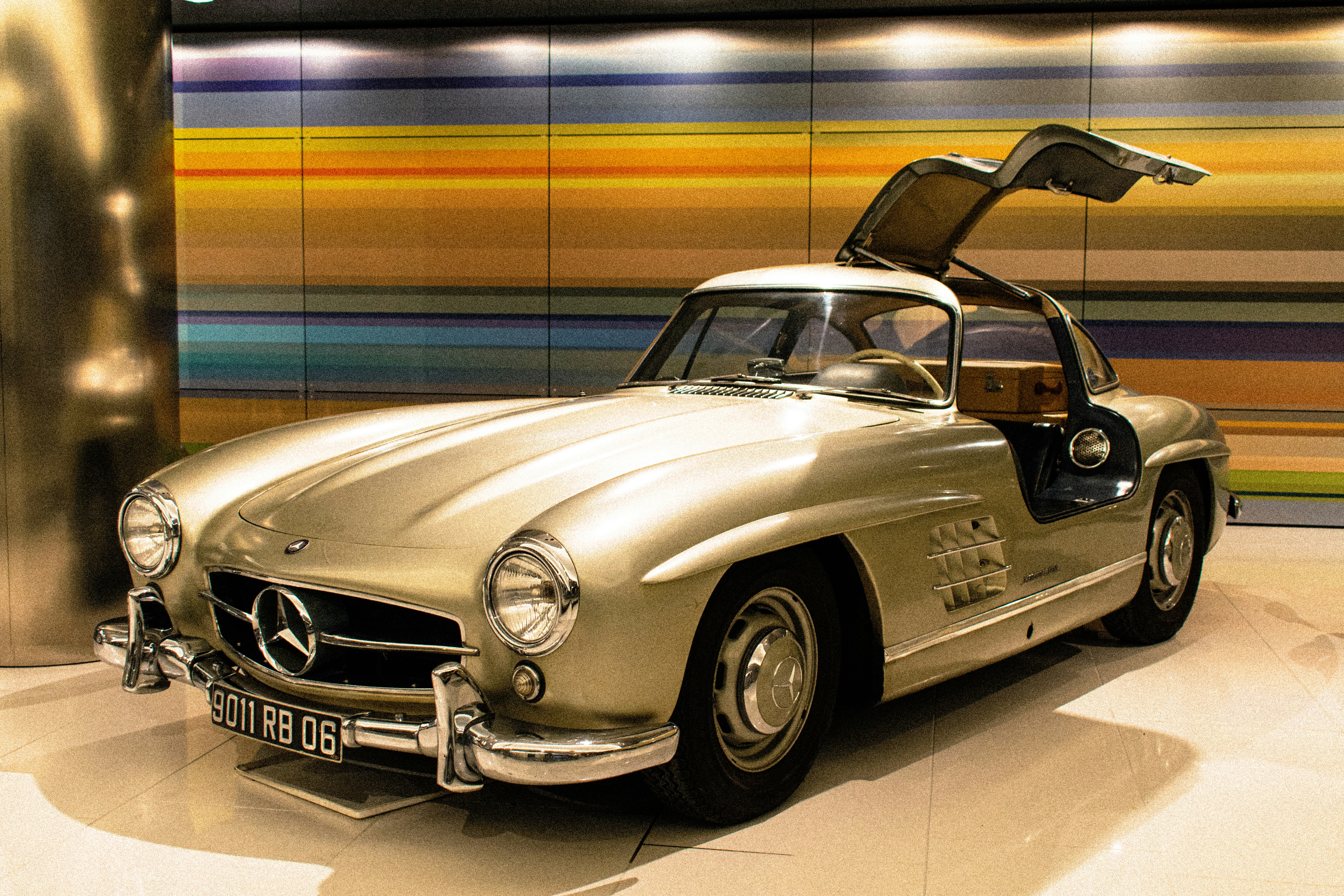 Foto zum Thema Ein alter Mercedes-Sportwagen ist ausgestellt ...