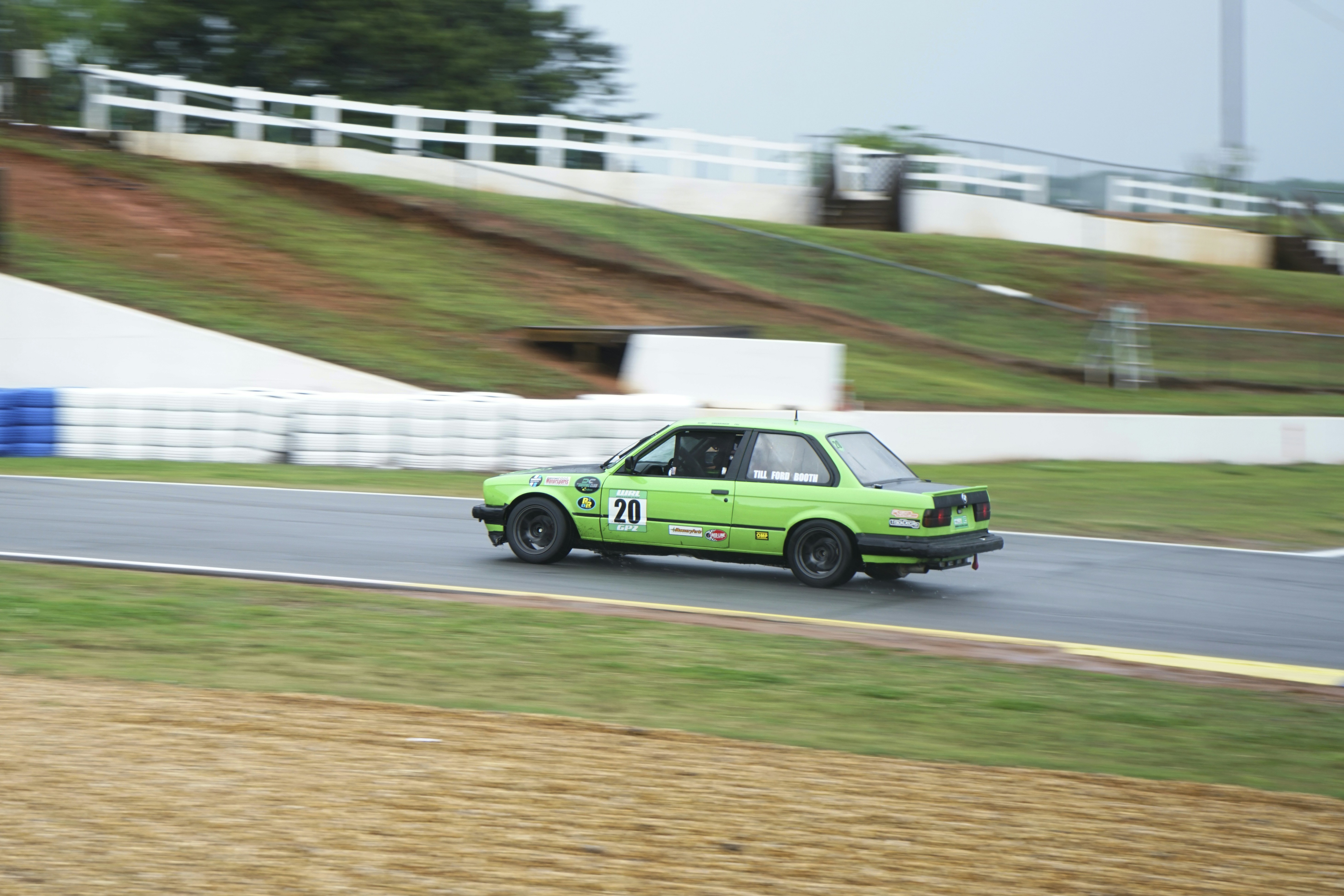 A green car driving down a race track photo – Free E30 Image on Unsplash