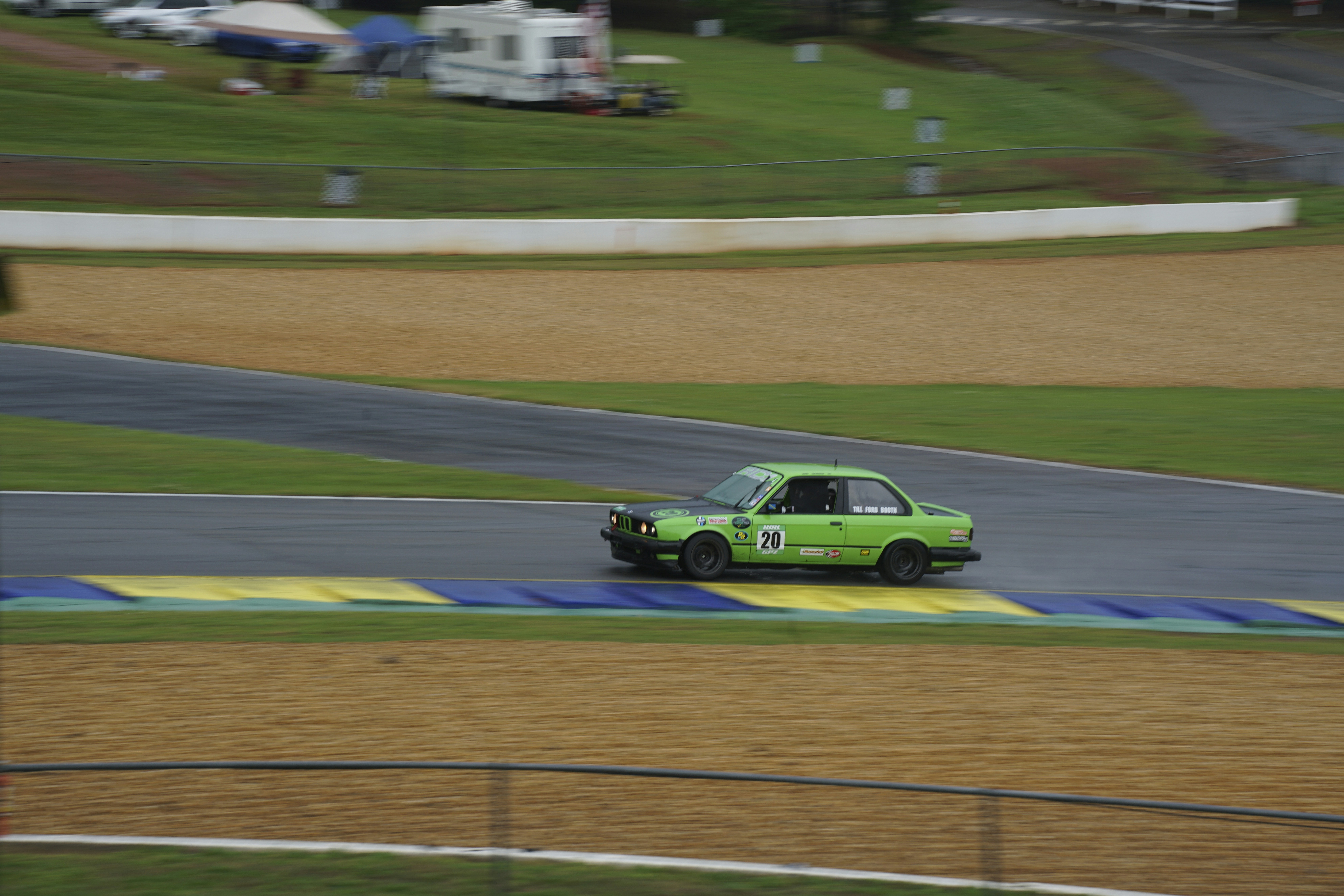 A green car driving down a race track photo – Free E30 Image on Unsplash