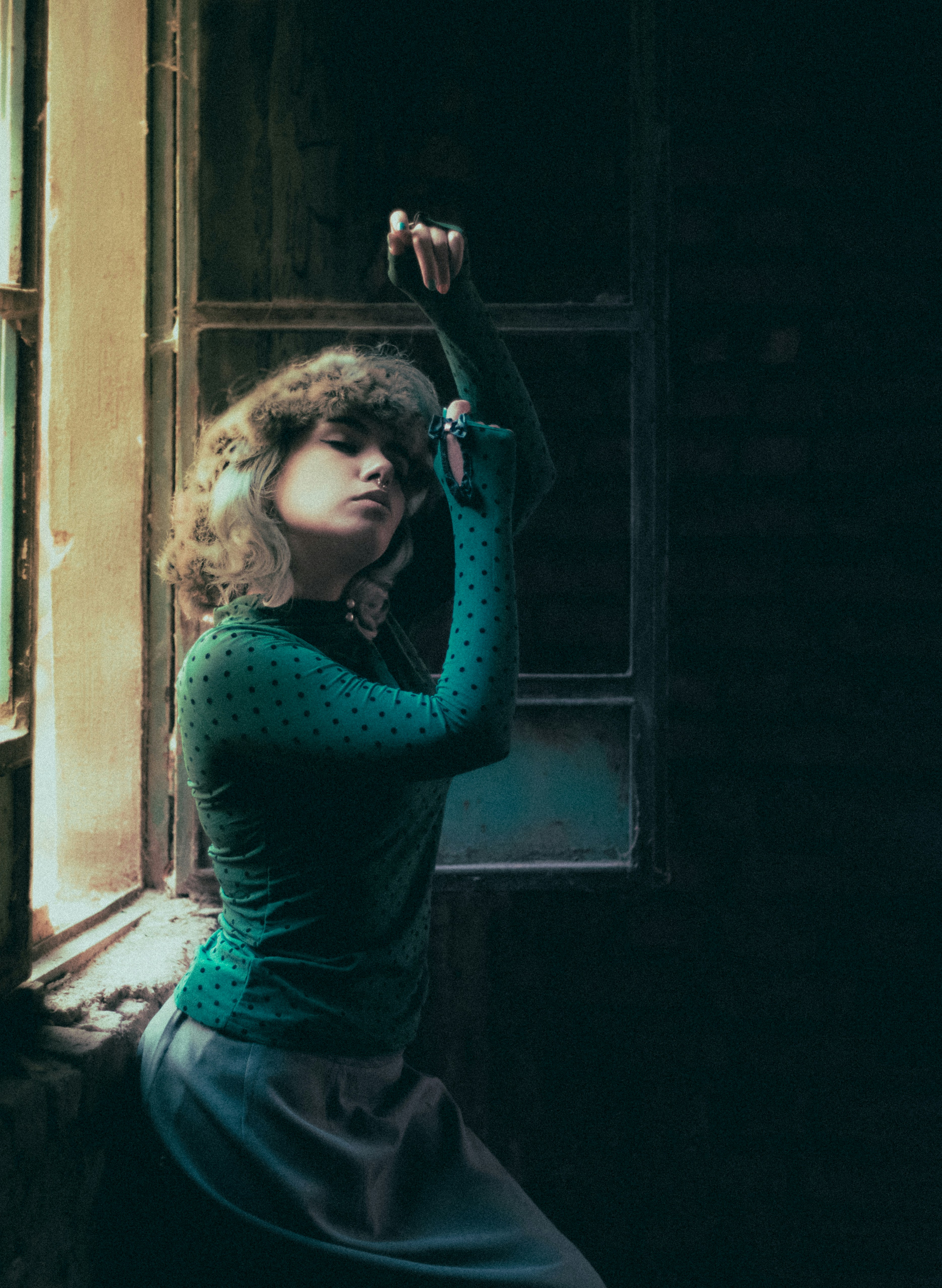 Uma mulher sentada em um parapeito de janela em um quarto foto – Imagem ...