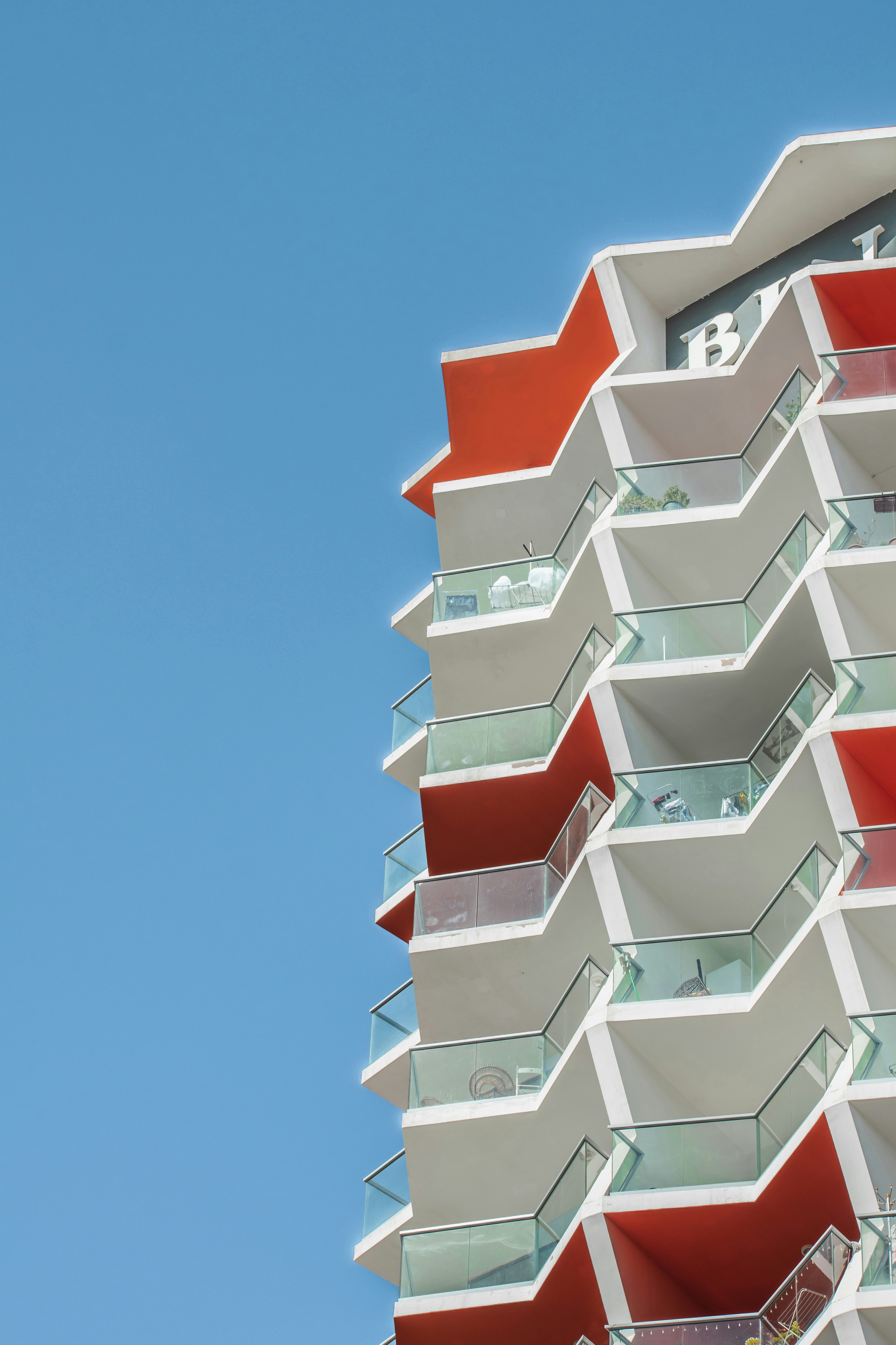 A tall building with balconies and balconies on the side photo – Free ...