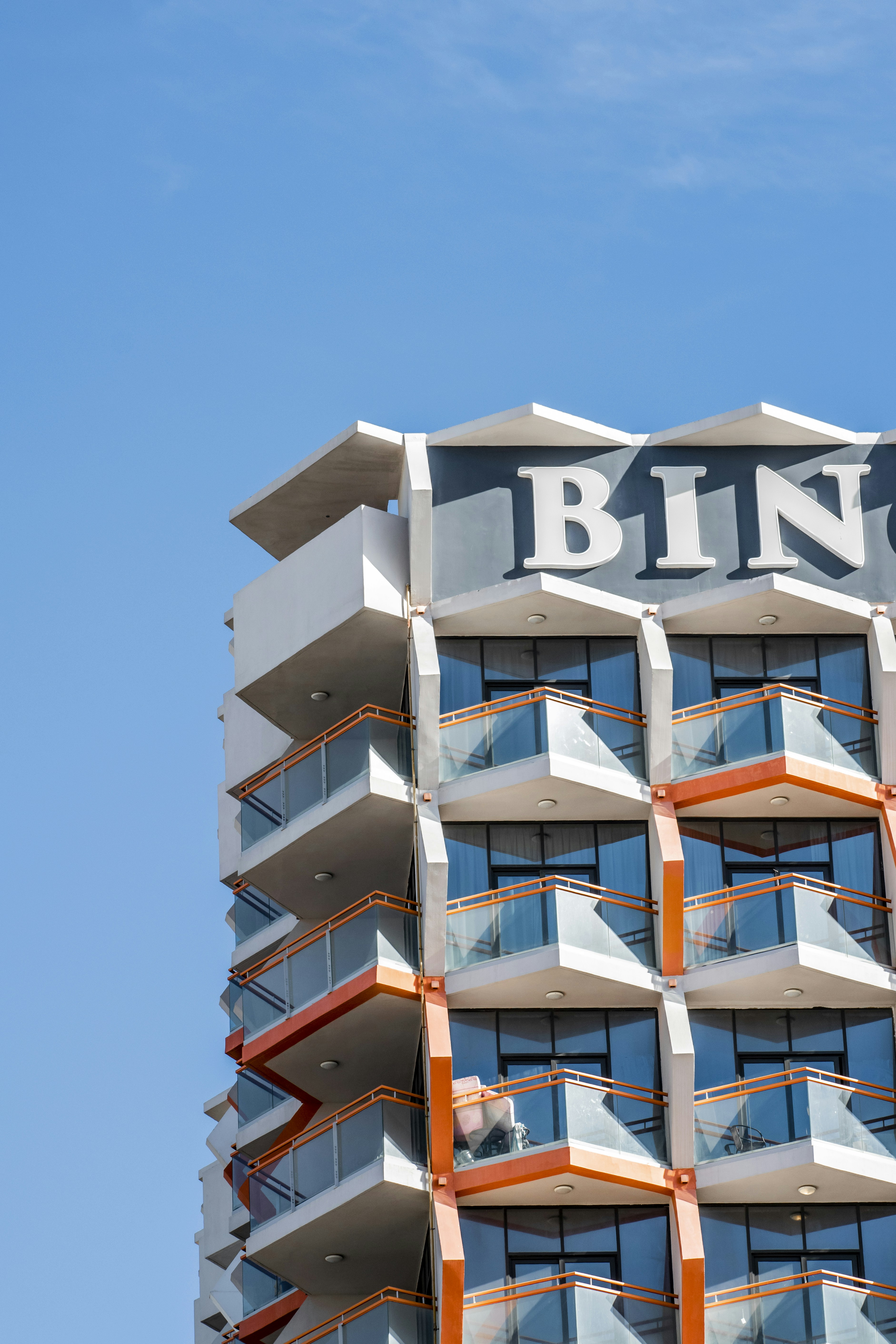 Un grand immeuble avec balcon au-dessus photo – Photo Dubaï, Émirats ...