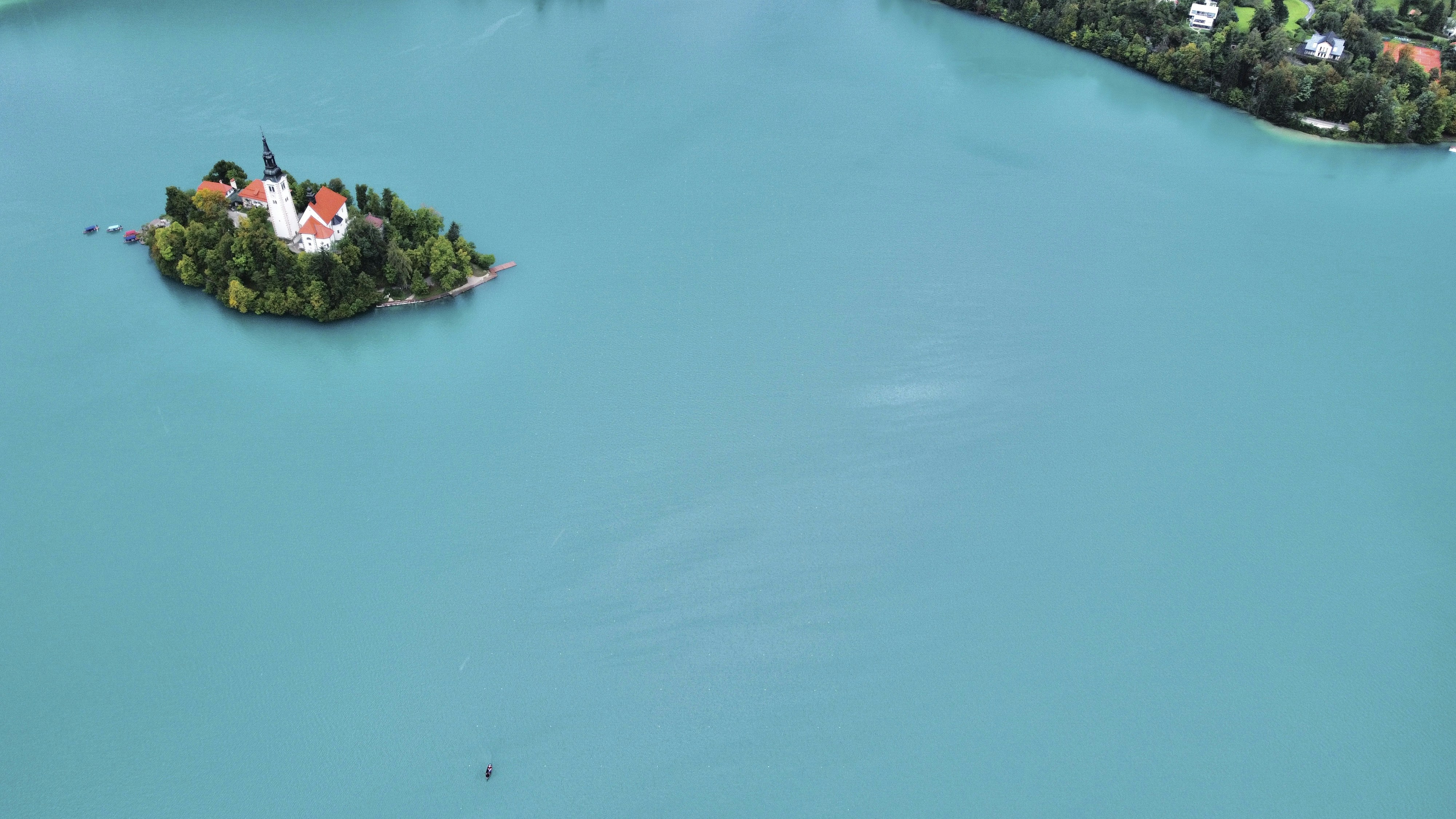 Foto Una pequeña isla en medio de un lago – Imagen Al aire libre gratis ...