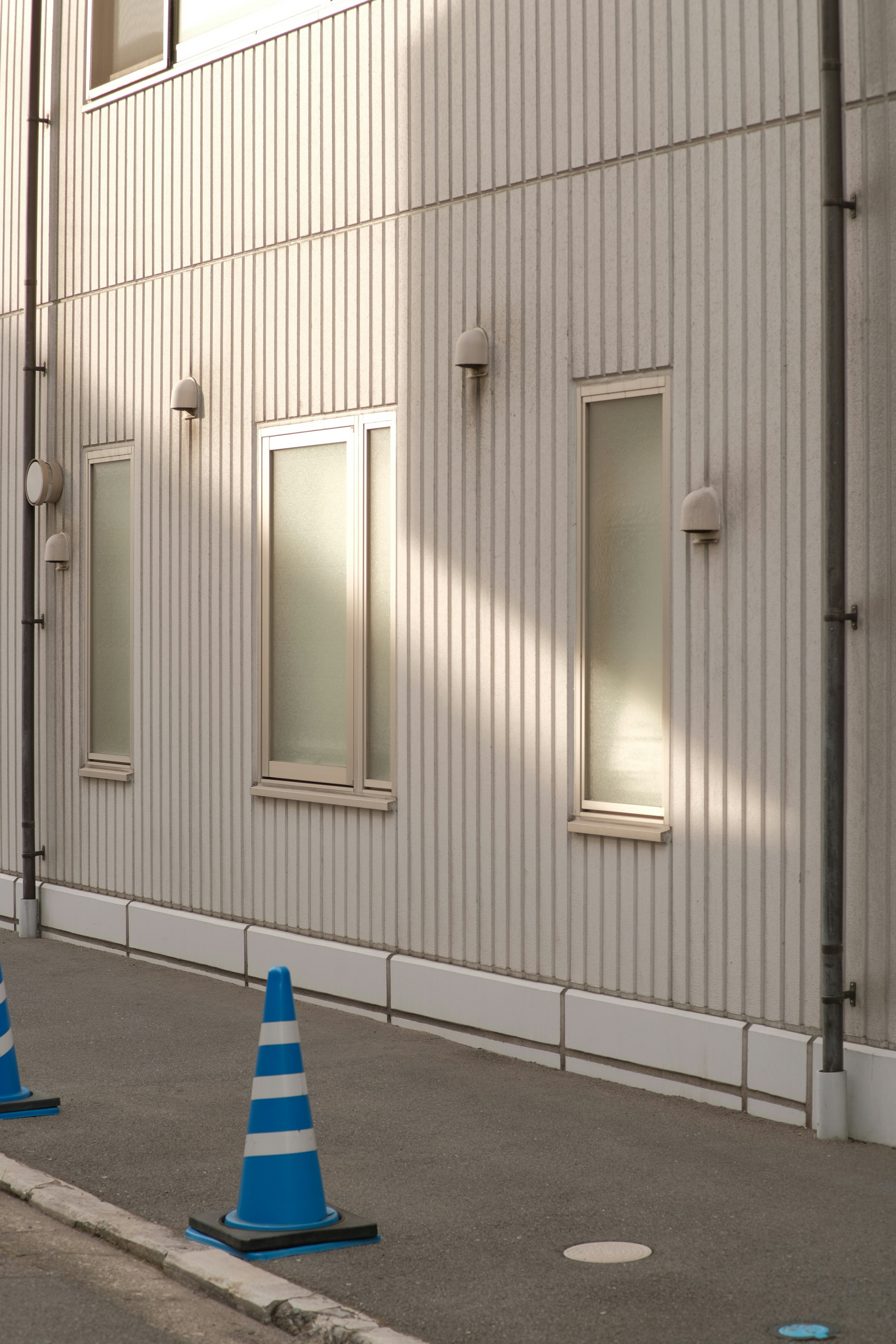 A row of blue cones sitting on the side of a road photo – Free Cone ...