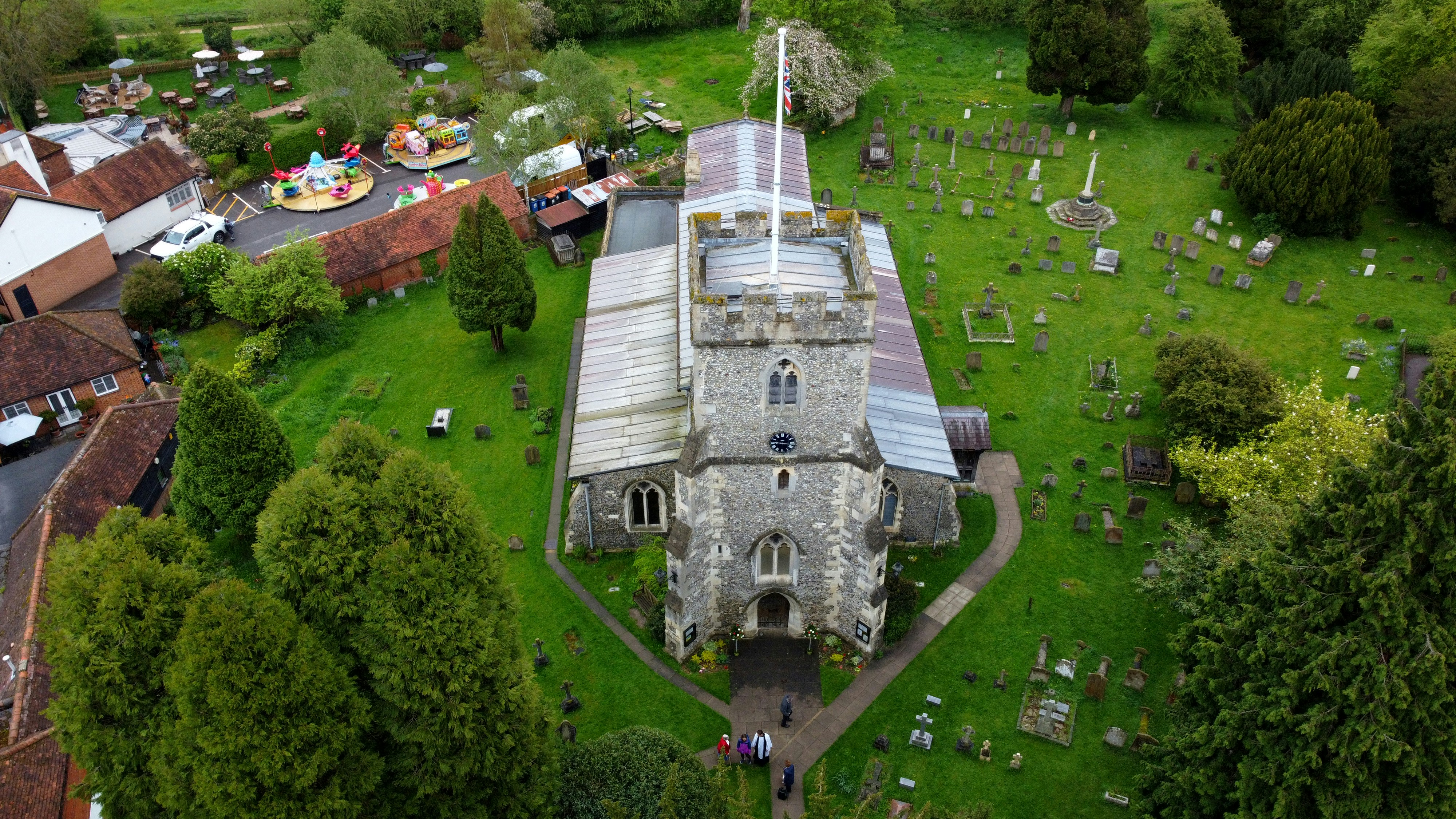 An aerial view of a church surrounded by trees photo – Free Chalfont st ...