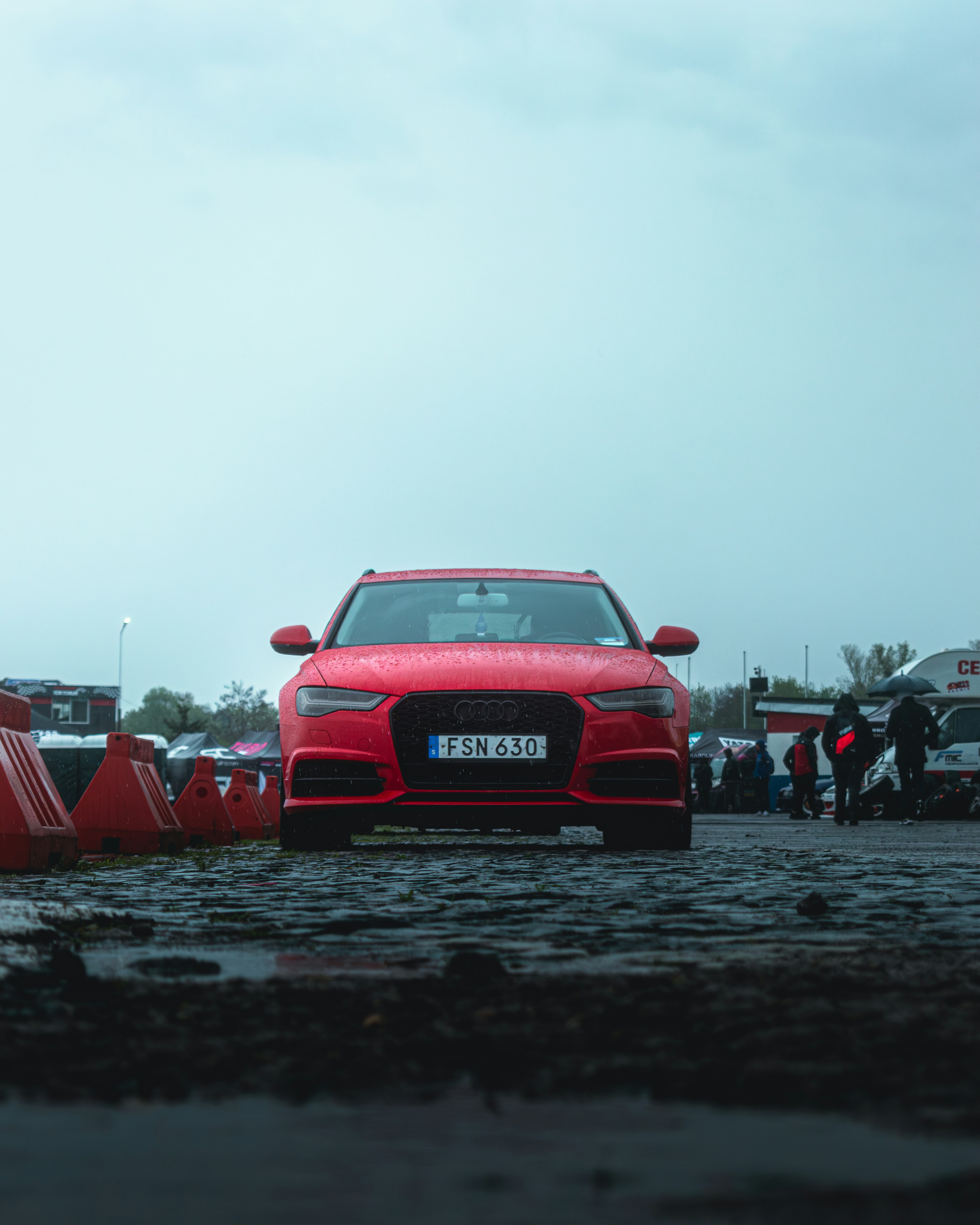 Low-angle Red Stoke: A Bold Boost toward the Crowd