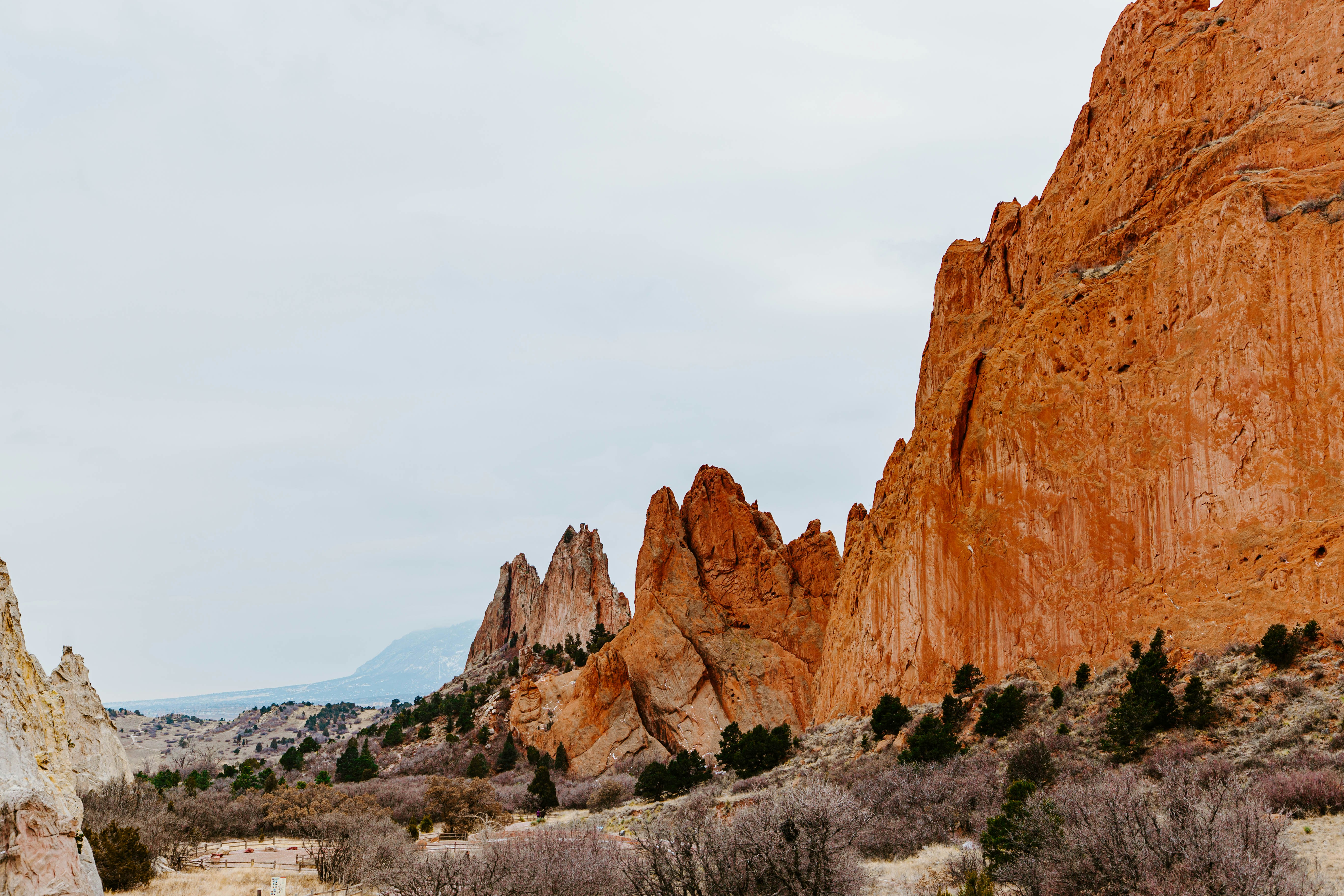 Un grupo de grandes rocas en medio de un desierto foto – Imagen de Roca ...