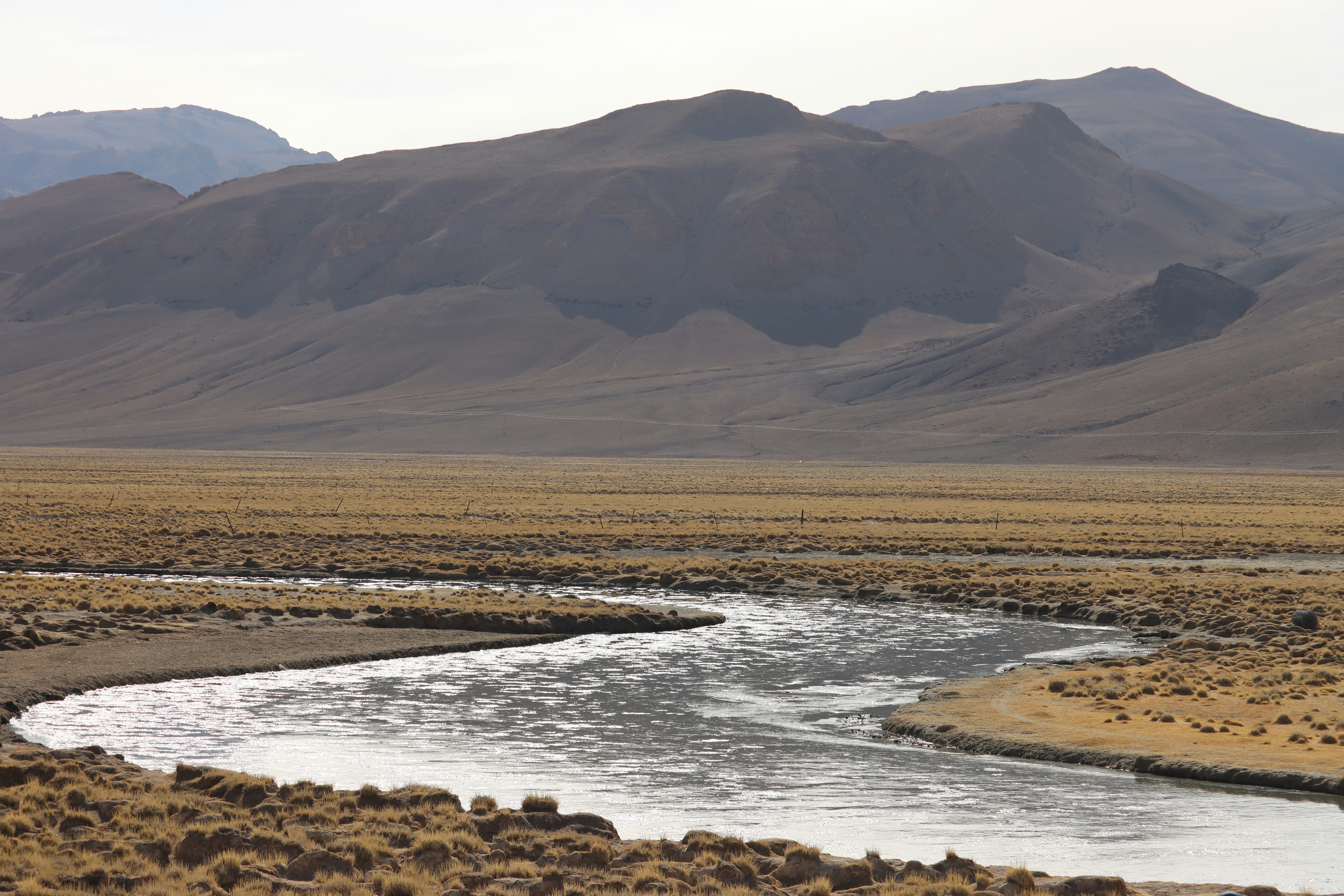 Foto Un río que atraviesa un paisaje desértico con montañas al fondo ...