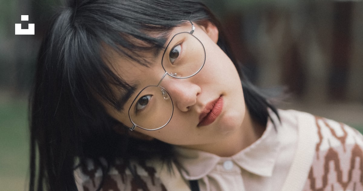 안경을 쓴 여자가 사진을 찍기 위해 포즈를 취하고 있다 사진 Unsplash의 무료 검은 머리 이미지