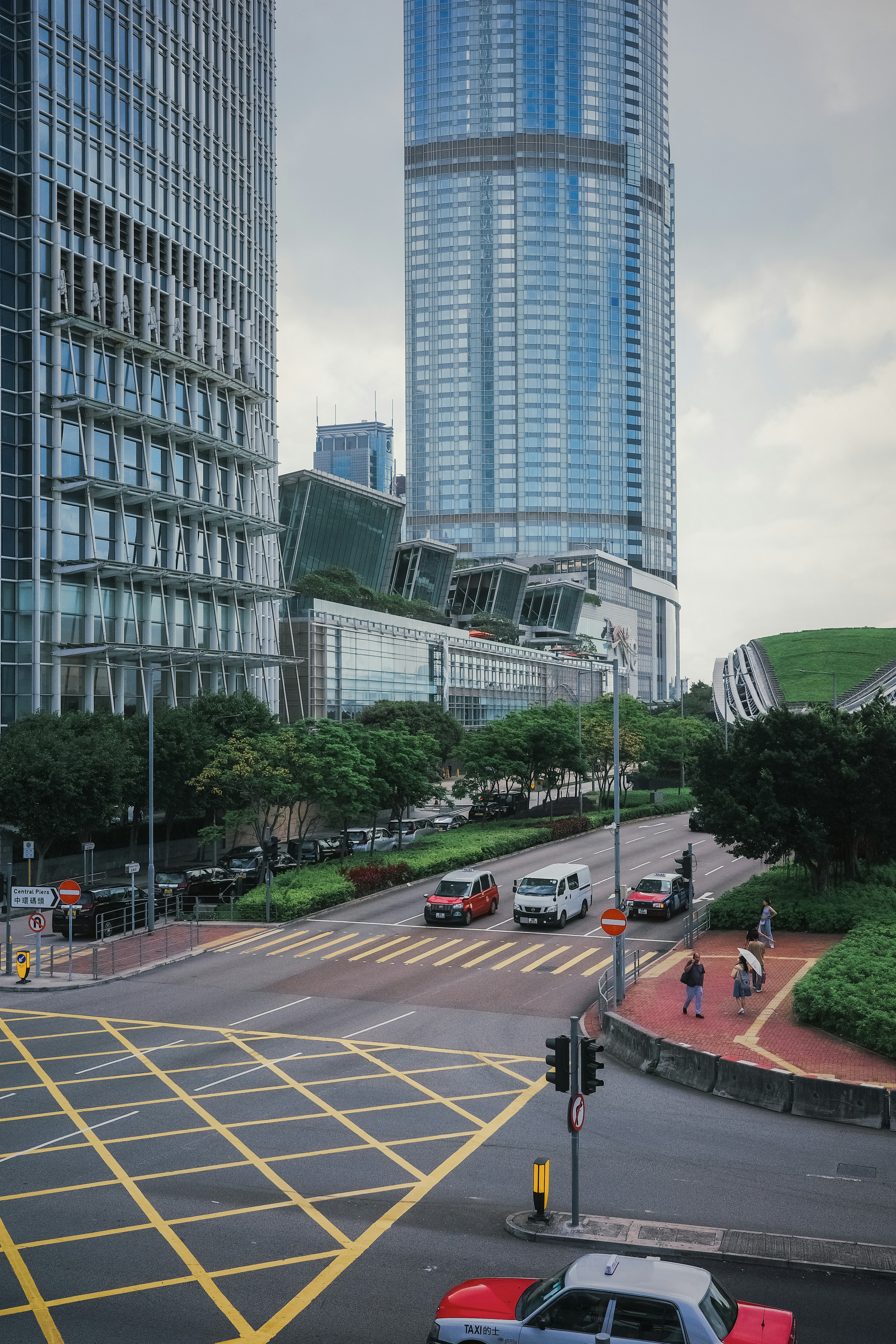 Foto Una calle de la ciudad con muchos edificios altos – Imagen Ciudad ...